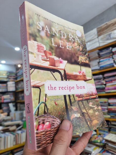 THE RECIPE BOX (A Novel) - Sandra Lee – Momo Bookstore
