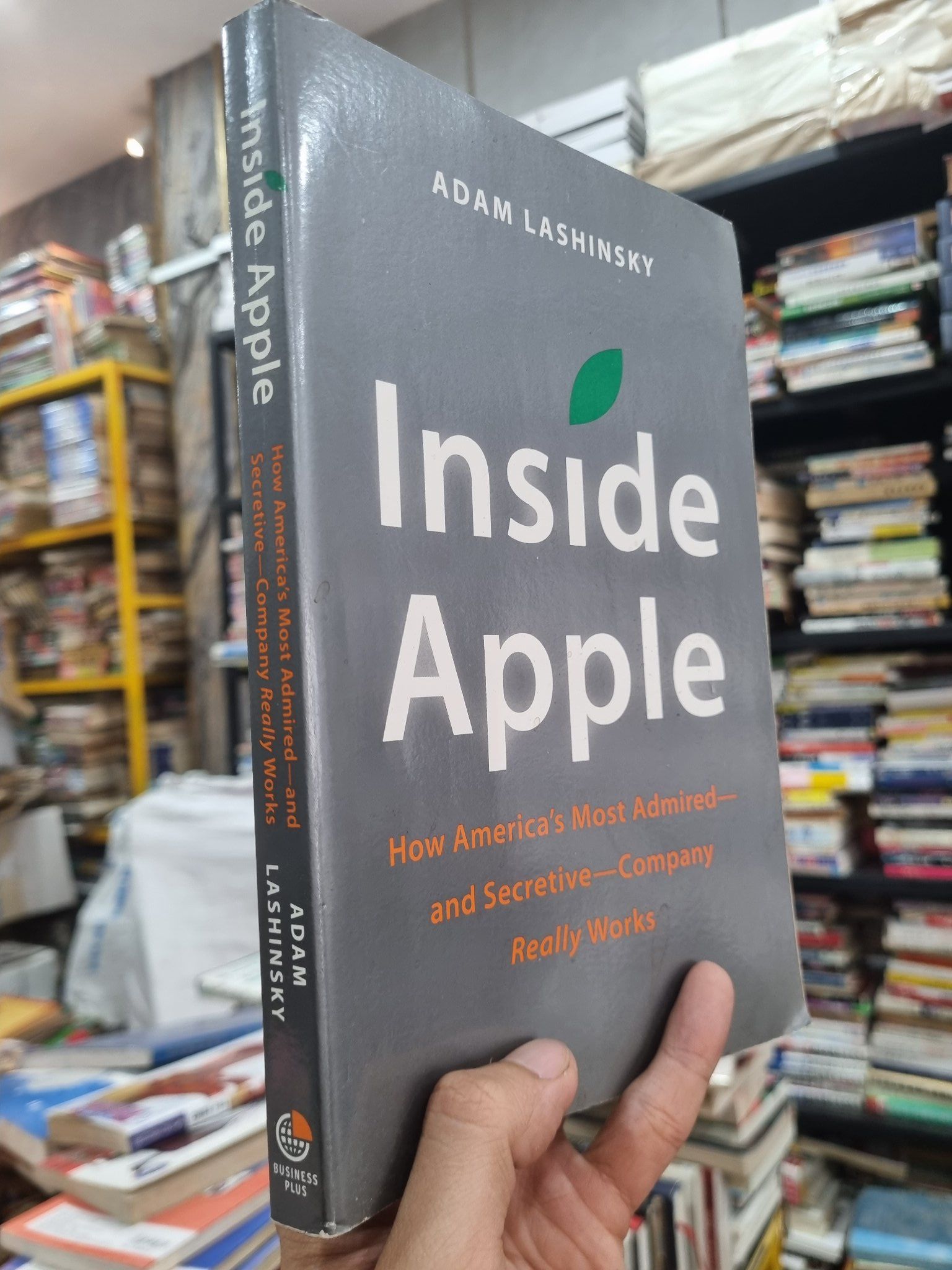 INSIDE APPLE : HOW AMERICAN'S MOST ADMIRED AND SECRETIVE - COMPANY REA ...