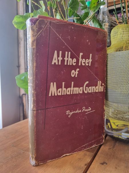 AT THE FEET OF MAHATMA GANDHI - Dr. Rajendra Prasad (1955) – Momo Bookstore