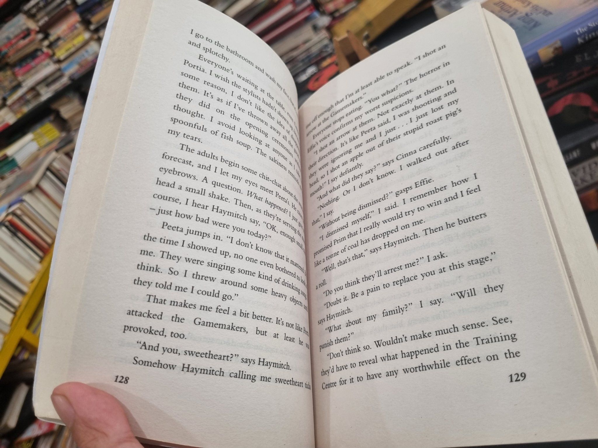 THE HUNGER GAMES - Suzanne Collins (Scholastic) – Momo Bookstore