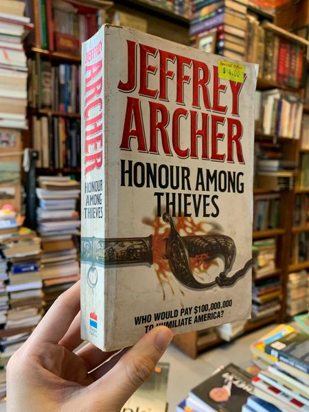 Honour Among Thieves - Jeffrey Archer – Momo Bookstore
