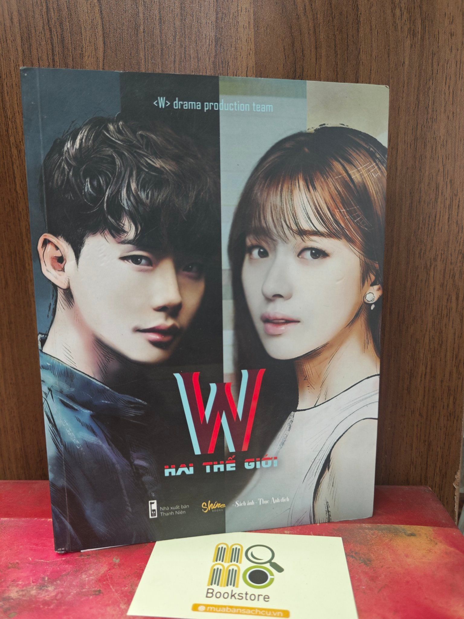 HAI THẾ GIỚI – Momo Bookstore