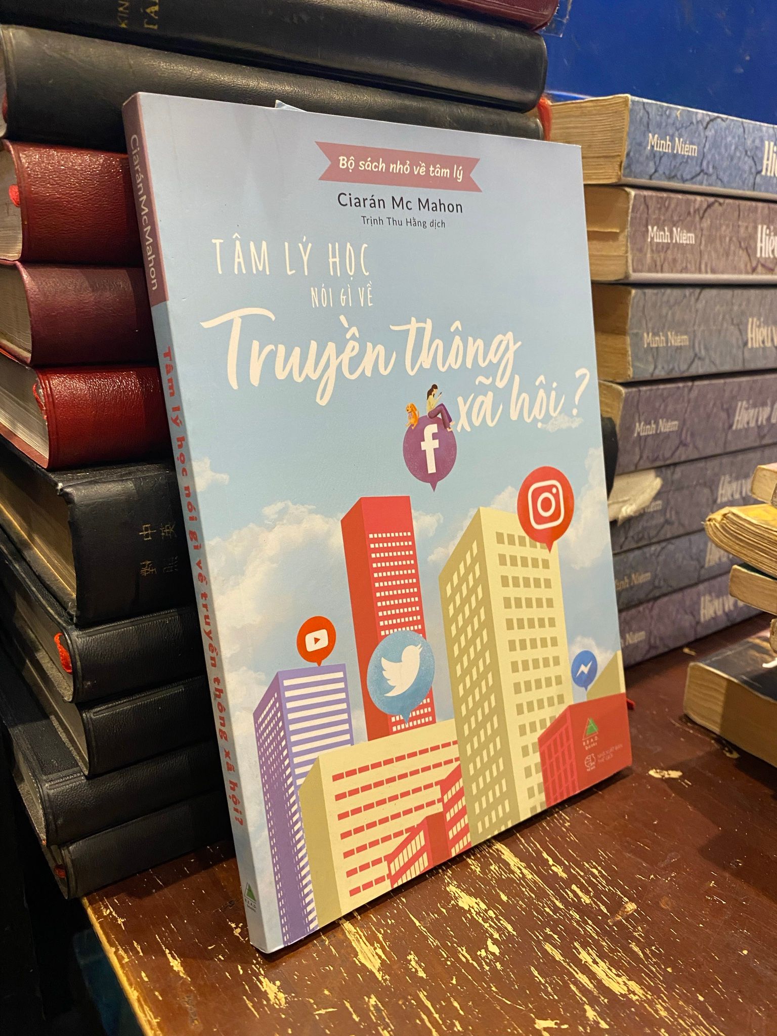 Tâm lý học nói gì về truyền thông xã hội - Ciarán Mc Mahon – Momo Bookstore