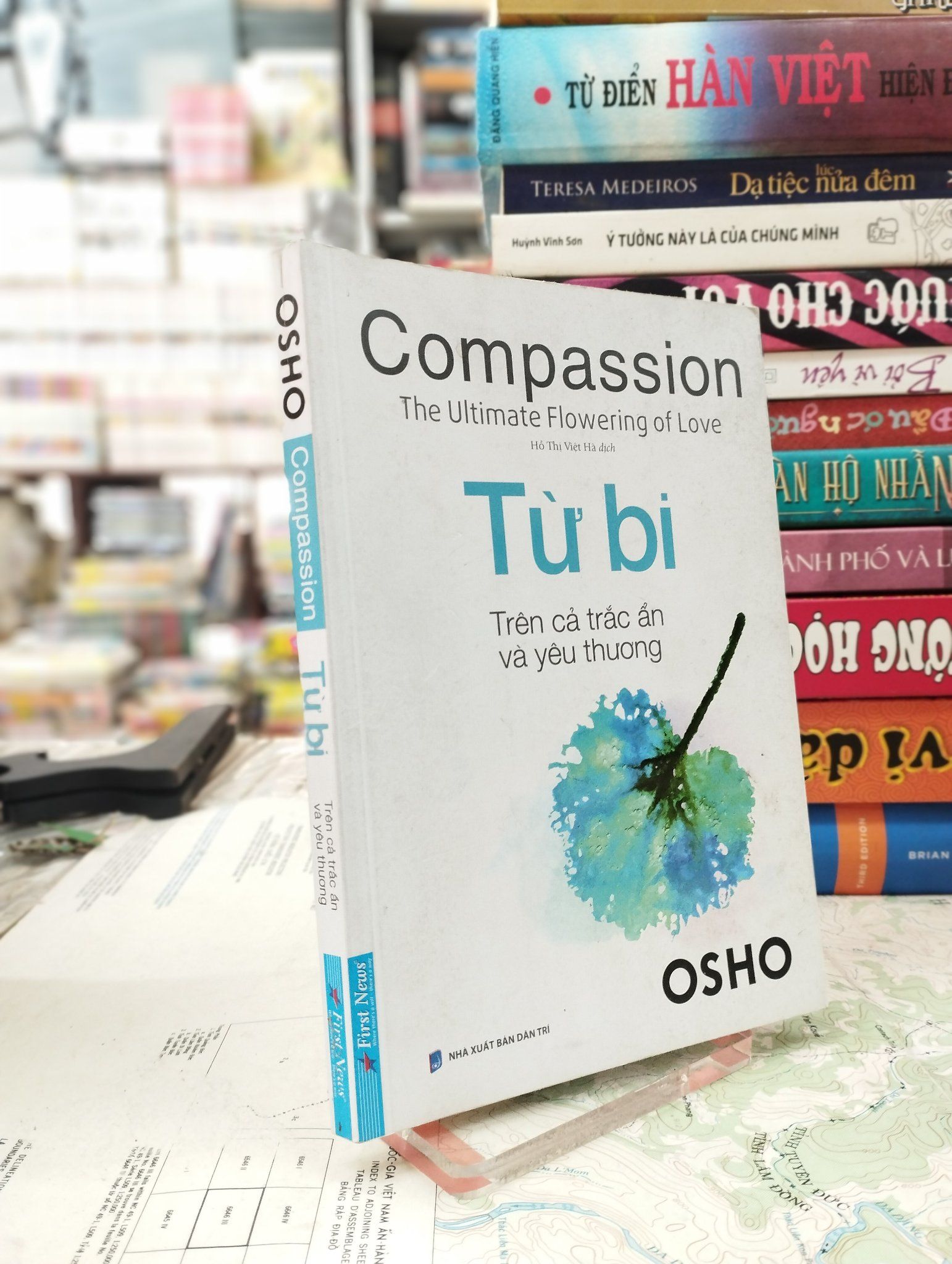 Từ Bi Trên Cả Trắc Ẩn và Yêu Thương - Compassion The Ultimate Flowerin – Momo Bookstore