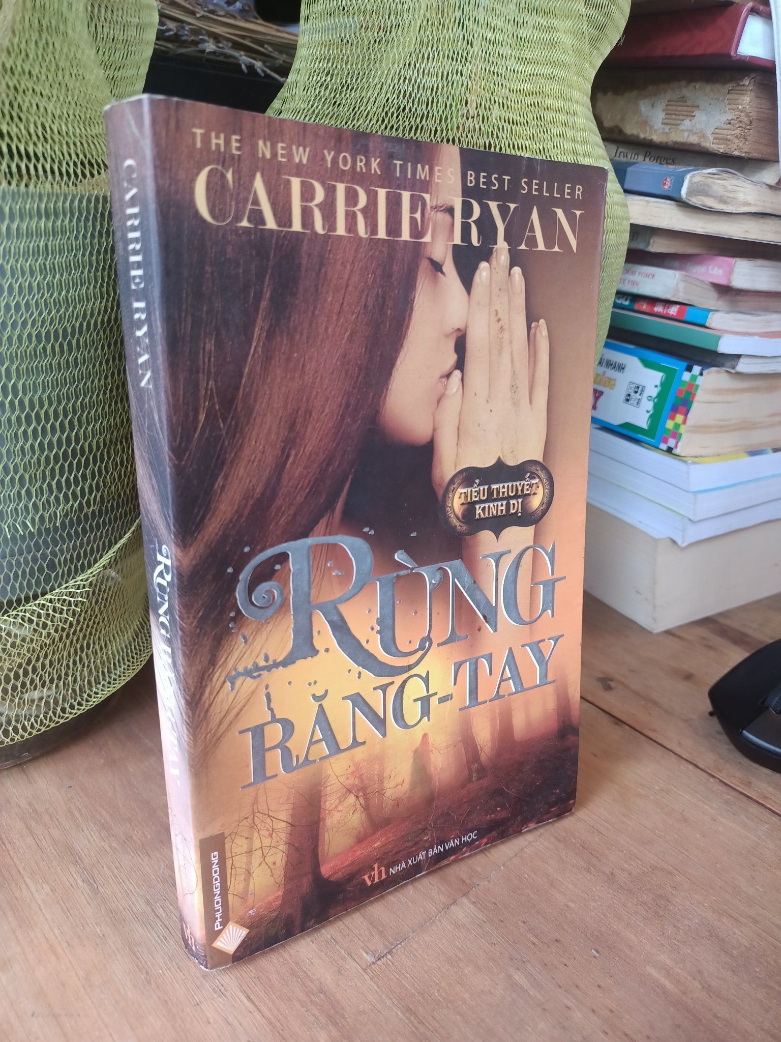 Rừng răng tay - Carrie Ryan – Momo Bookstore