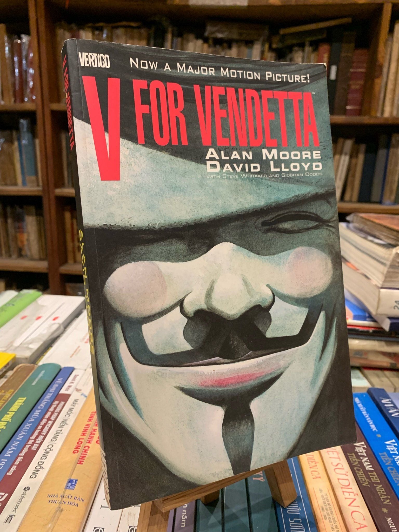 V FOR VENDETTA - Alan Moore and David Lloyd – Momo Bookstore