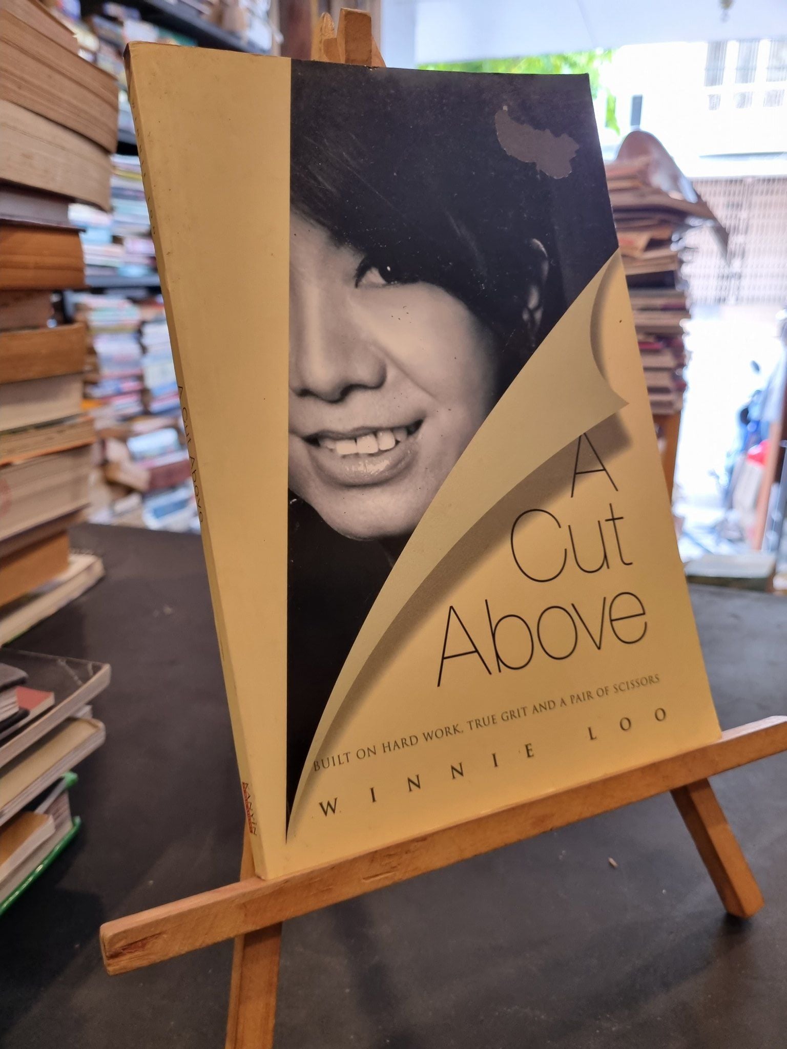 A CUT ABOVE - Winnie Loo – Momo Bookstore