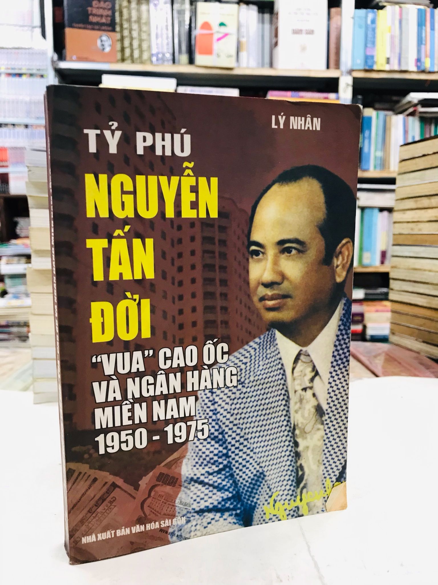 Tỷ phú Nguyễn Tấn Đời: vua cao ốc và ngân hàng miền Nam 1950-1975 – Momo Bookstore