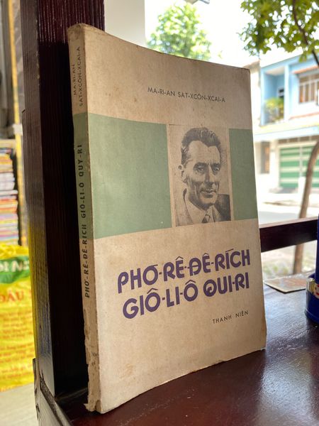 Phơ-rê-đê-rích Giô-lo-ô Qui-ri - Ma-ri-an Sat-xcon-xcai-a – Momo Bookstore