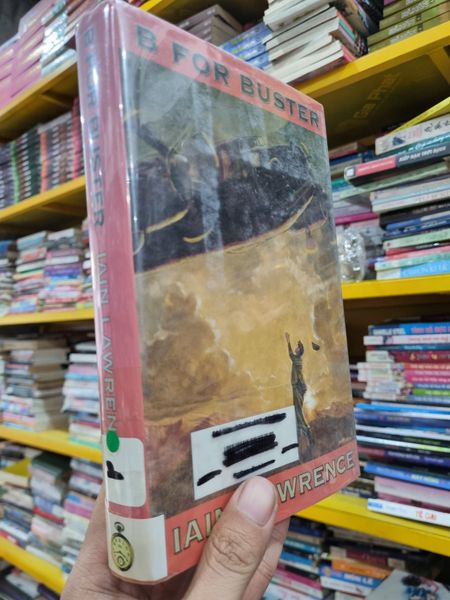 B FOR BUSTER - IAIN LAWRENCE – Momo Bookstore
