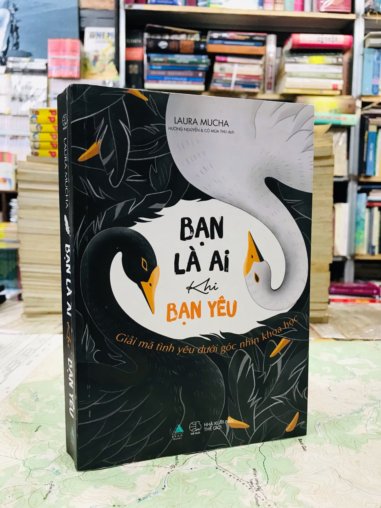 Bạn là ai khi bạn yêu - Laura Mucha – Momo Bookstore