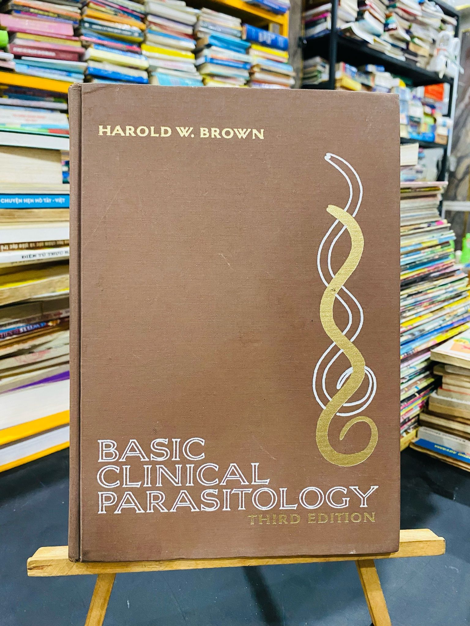 BASIC CLINICAL PARASITOLOGY, 3RD EDITION - HAROLD W. BROWN – Momo Bookstore