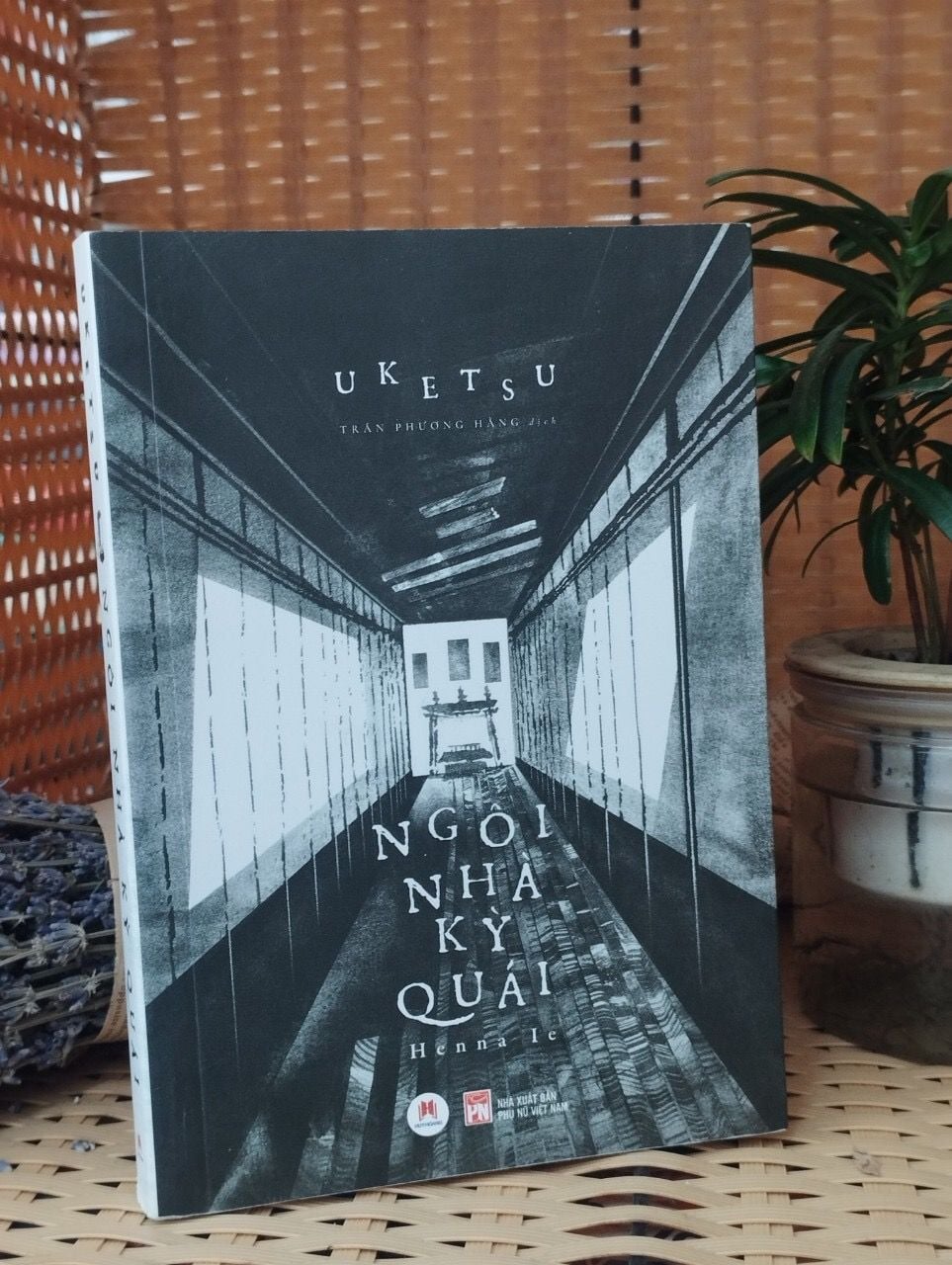 Ngôi Nhà Kỳ Quái - Henna Le – Momo Bookstore