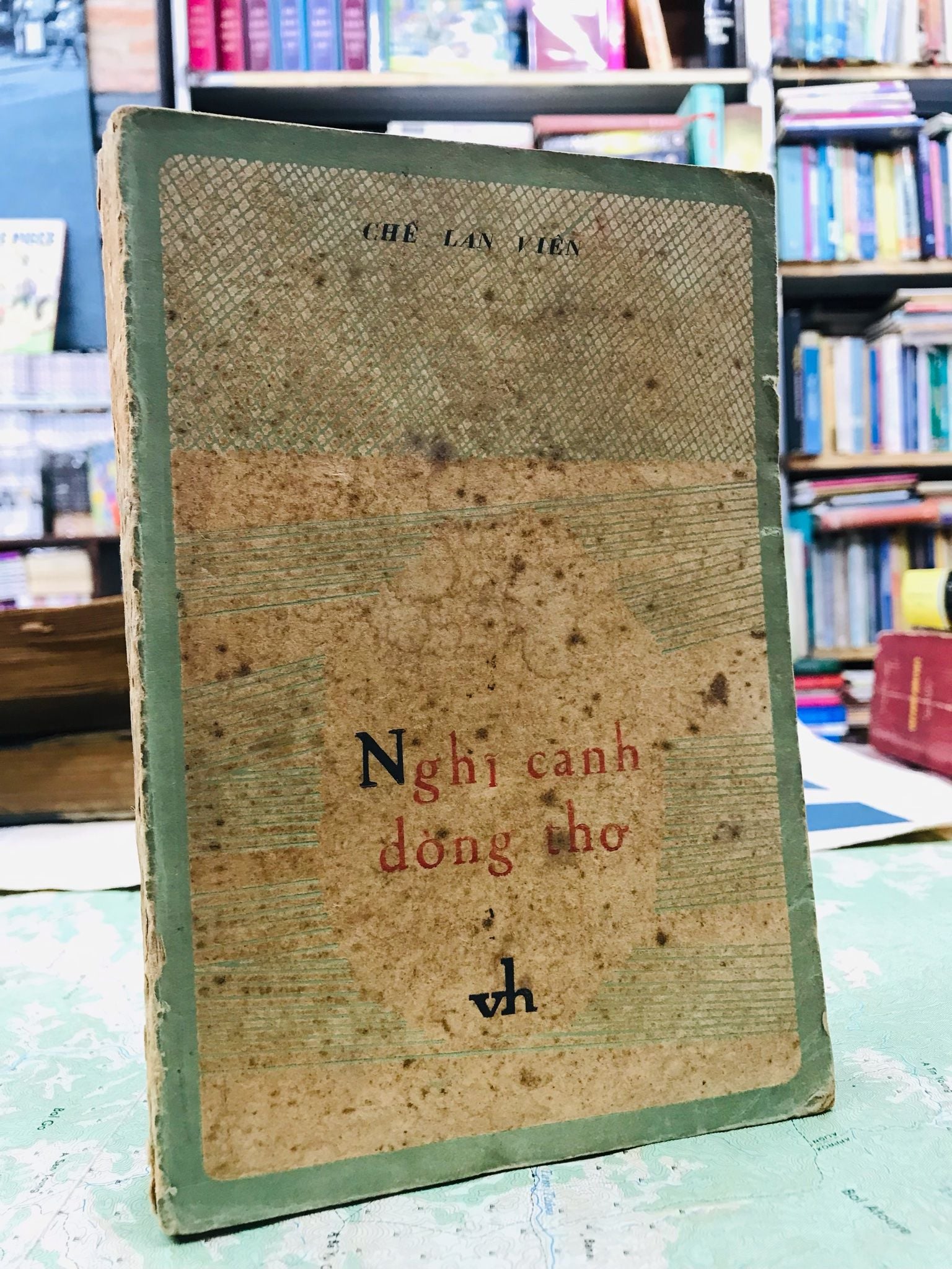 Nghĩ cạnh dòng thơ - Chế Lan Viên – Momo Bookstore