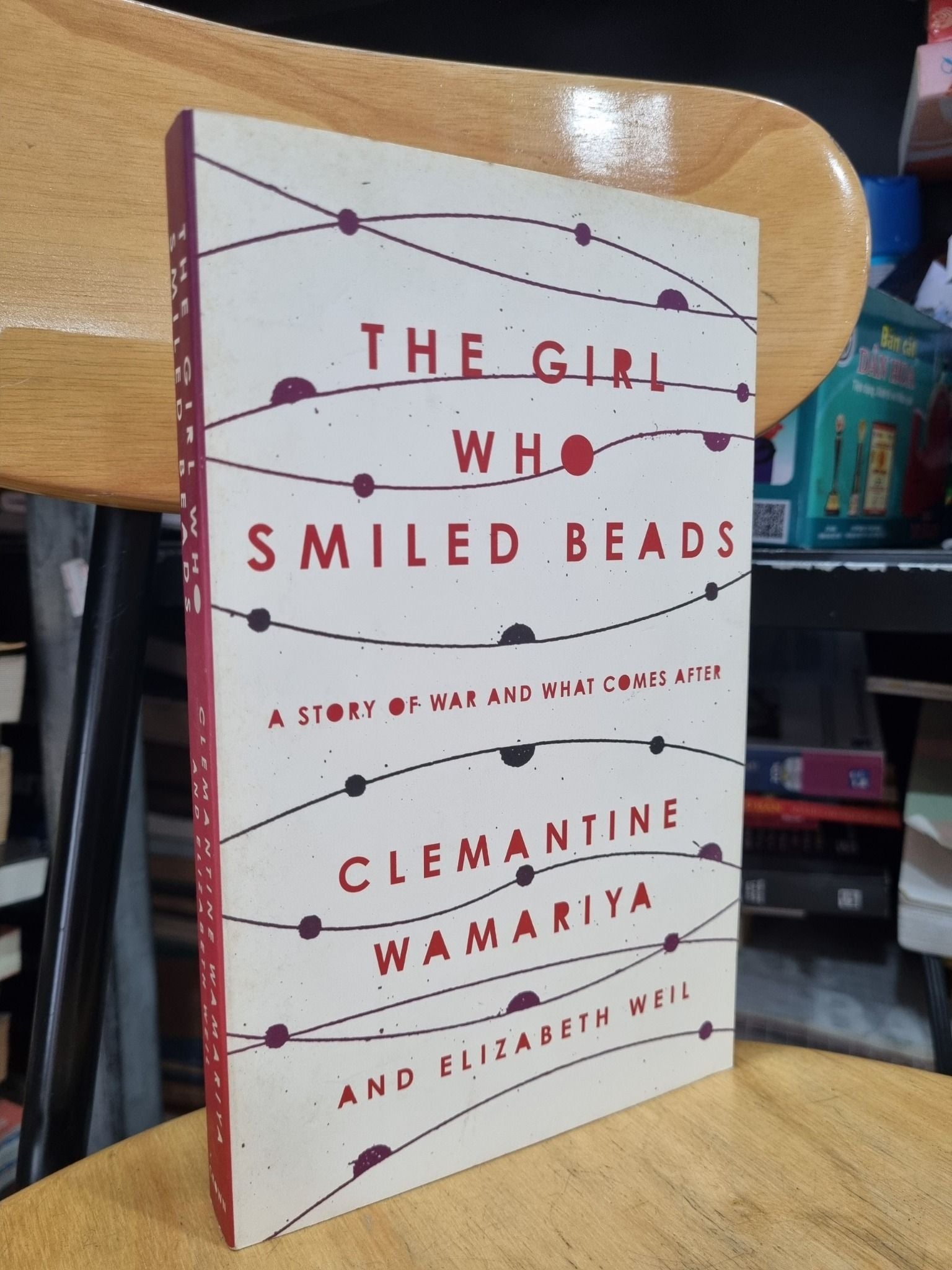 THE GIRL WHO SMILED BEADS : A STORY OF WAR AND WHAT COMES AFTER (CLEMA ...