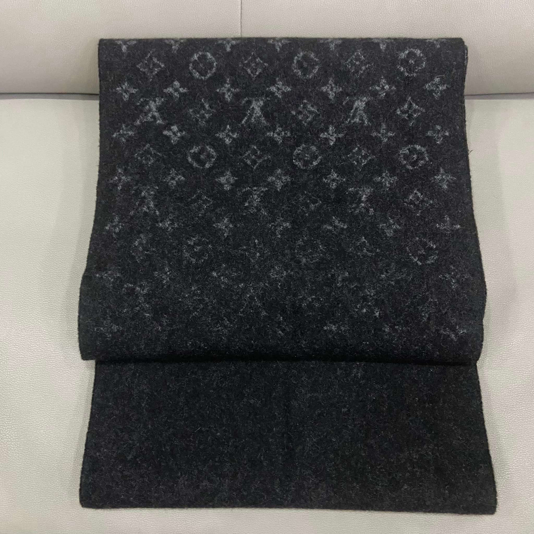 Khăn Len Lv Monogram Gradient– THU MUA ĐỒ HIỆU | Mua Hàng Hiệu Toàn ...