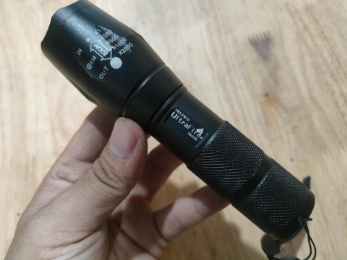 Đèn pin UltraFire A100 – BẢO HỘ GIÁ SỈ