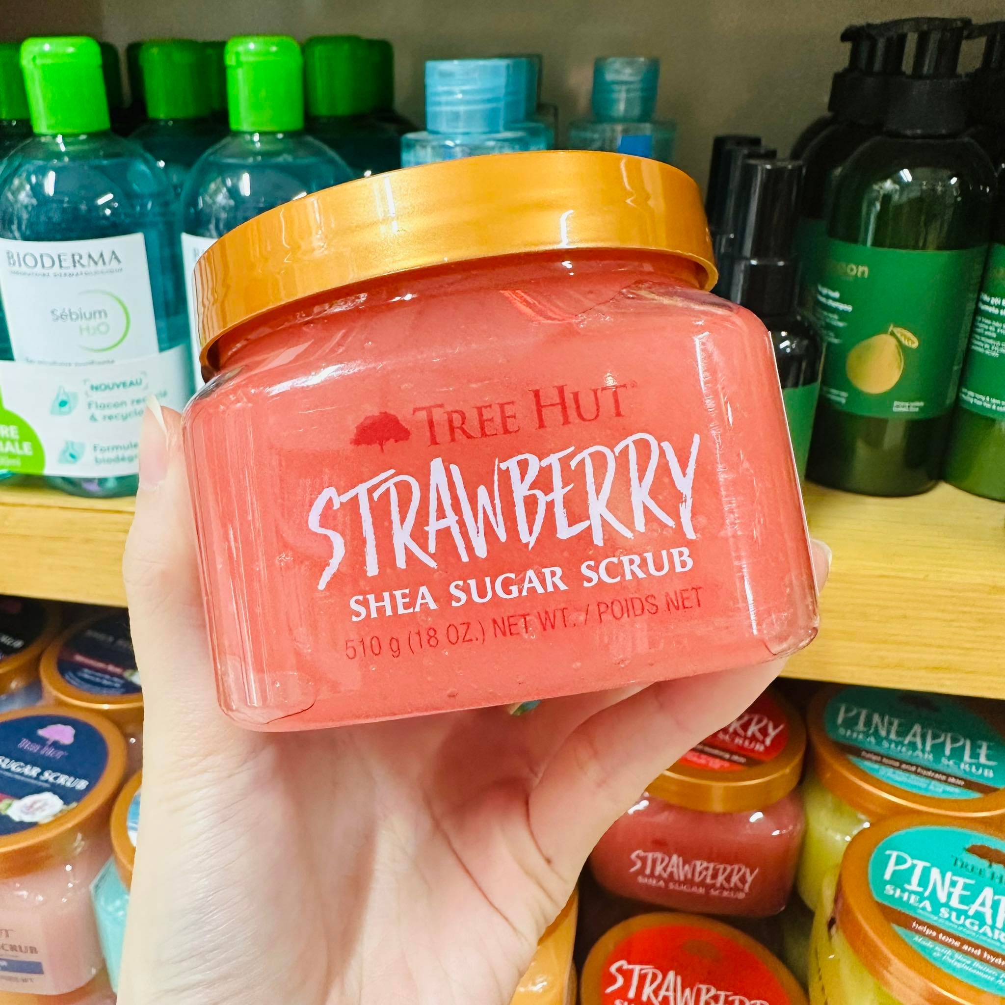 Tẩy tế bào chết cơ thể hương dâu Tree Hut Shea Sugar Scrub STRAWBERRY ...