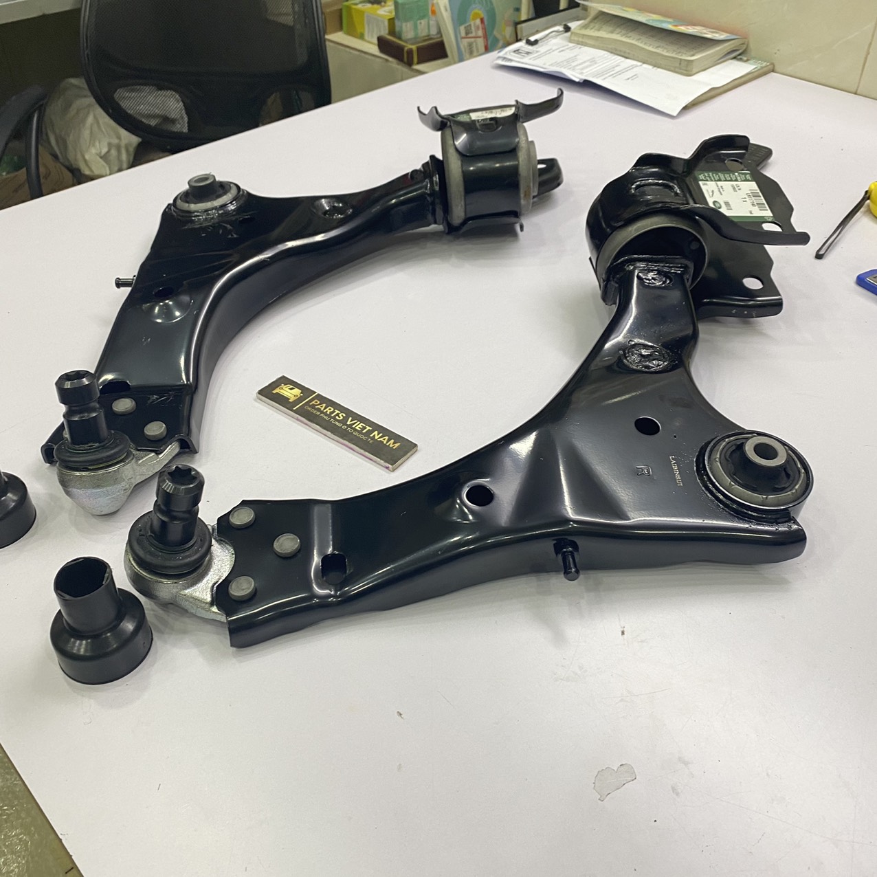 Càng A trước phải Land Rover Discovery Sport đời 2015 - 2019. Hàng OEM ...