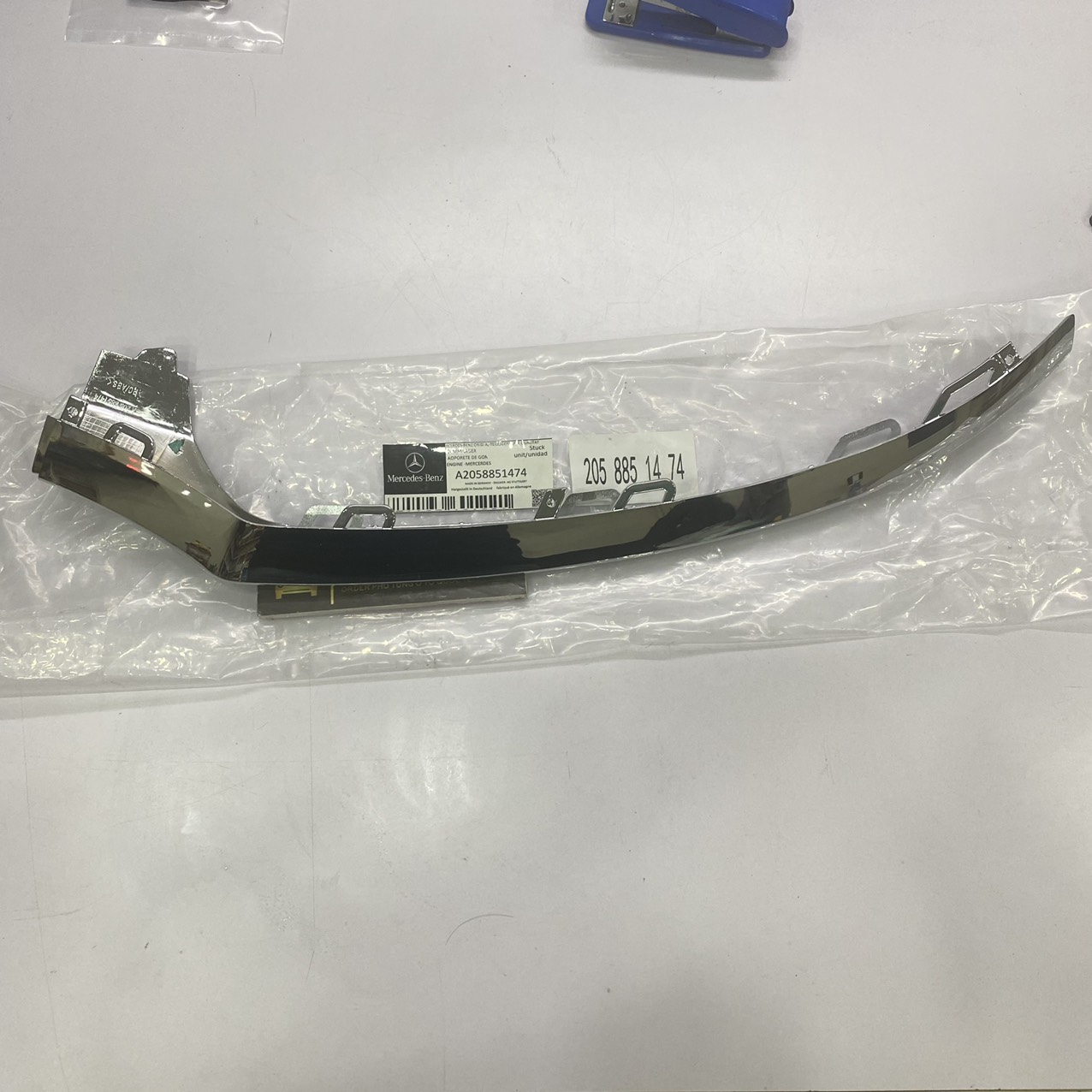 Nẹp mạ crom dưới ba đờ xốc trước Mercedes W205 C-Class C180, C200, C25 ...