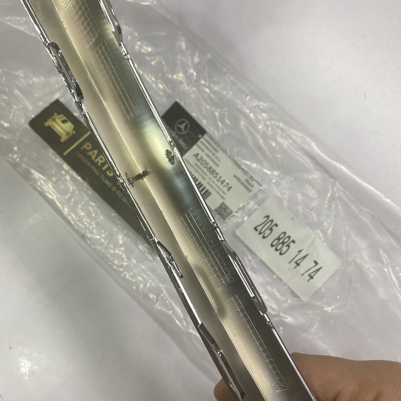 Nẹp mạ crom dưới ba đờ xốc trước Mercedes W205 C-Class C180, C200, C25 ...