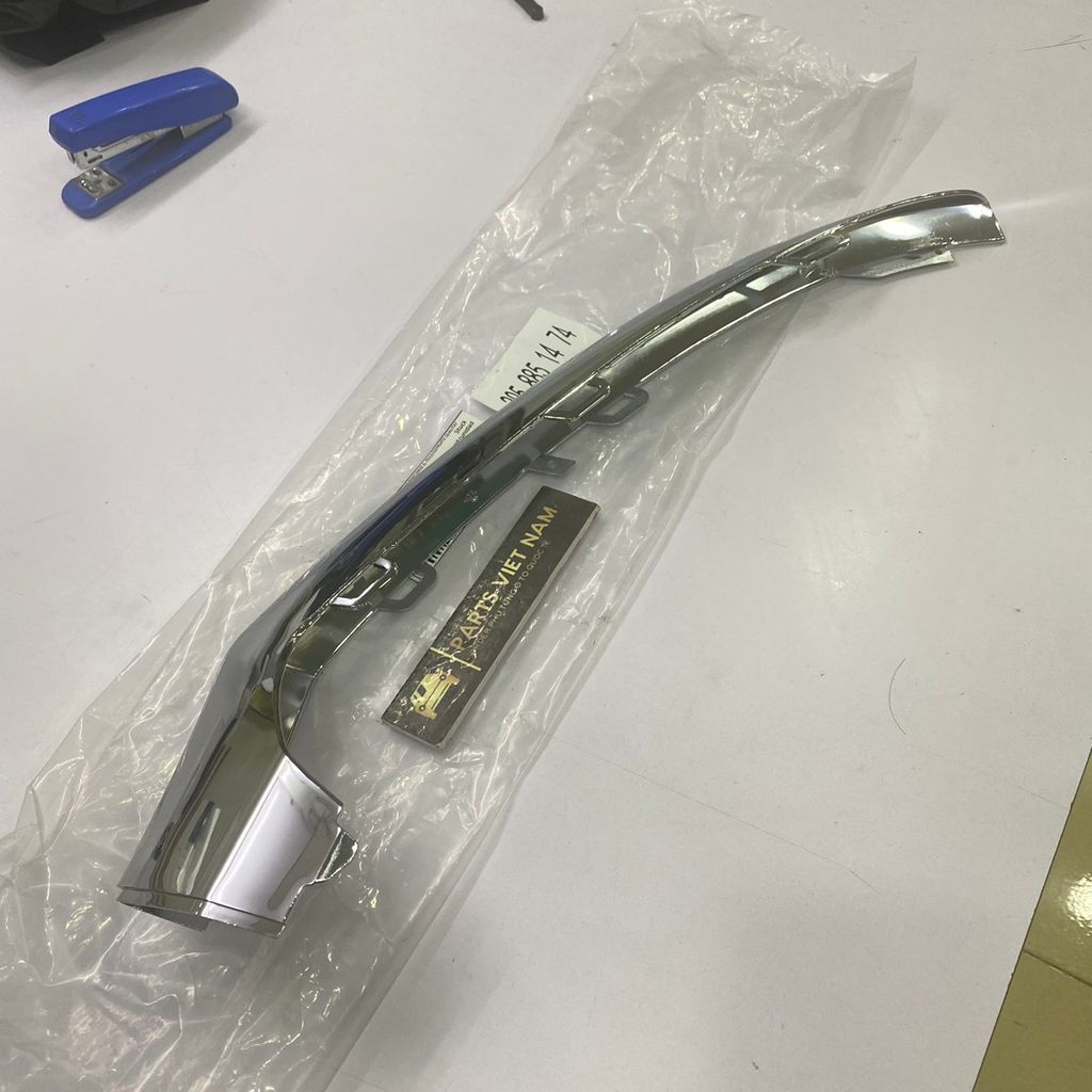 Nẹp mạ crom dưới ba đờ xốc trước Mercedes W205 C-Class C180, C200, C25 ...