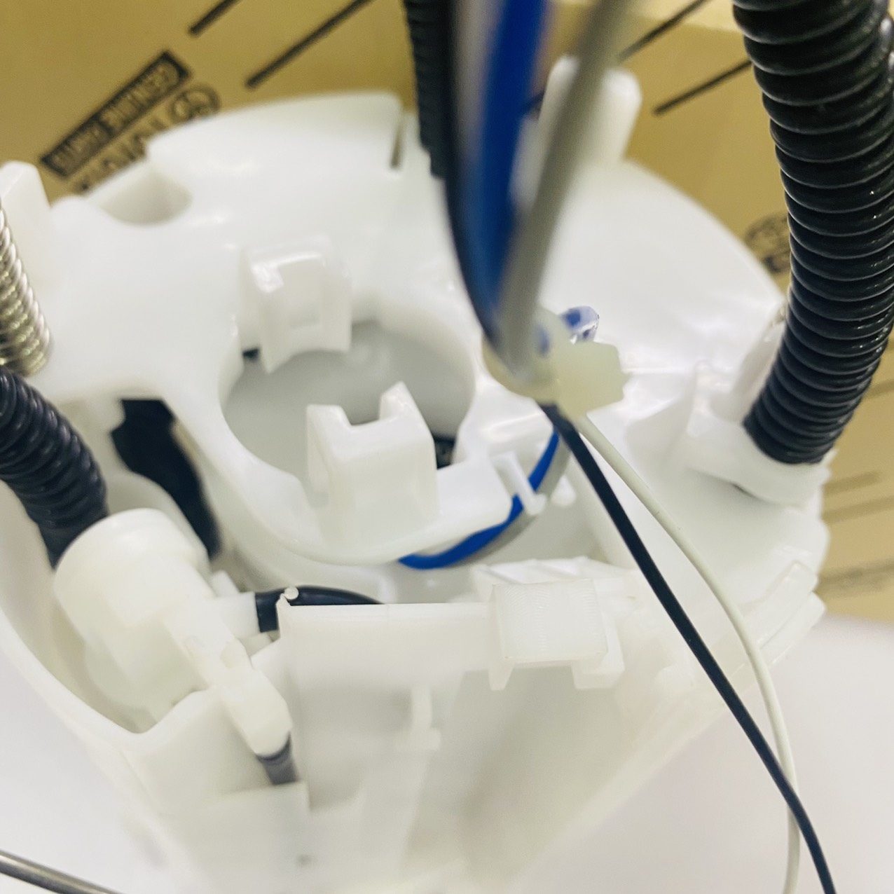 Cụm bơm xăng Land Cruiser GRJ200, URJ20, UZJ200, VDJ200 động cơ 1GR, 2 ...