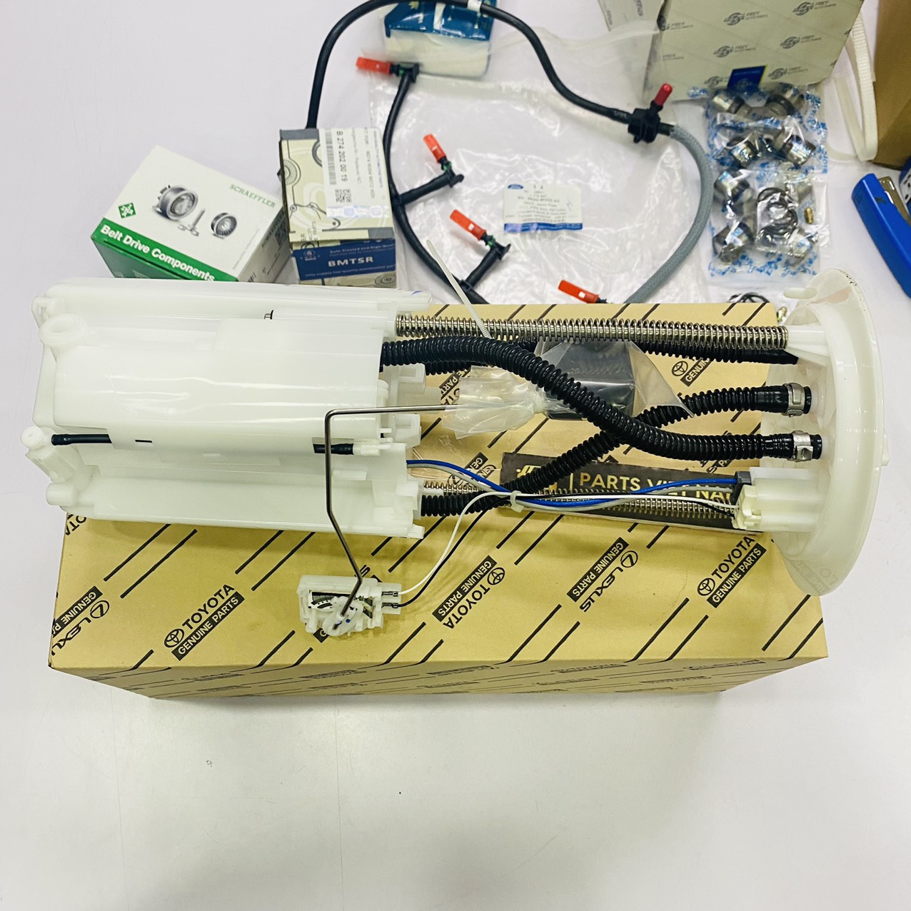 Cụm bơm xăng Land Cruiser GRJ200, URJ20, UZJ200, VDJ200 động cơ 1GR, 2 ...