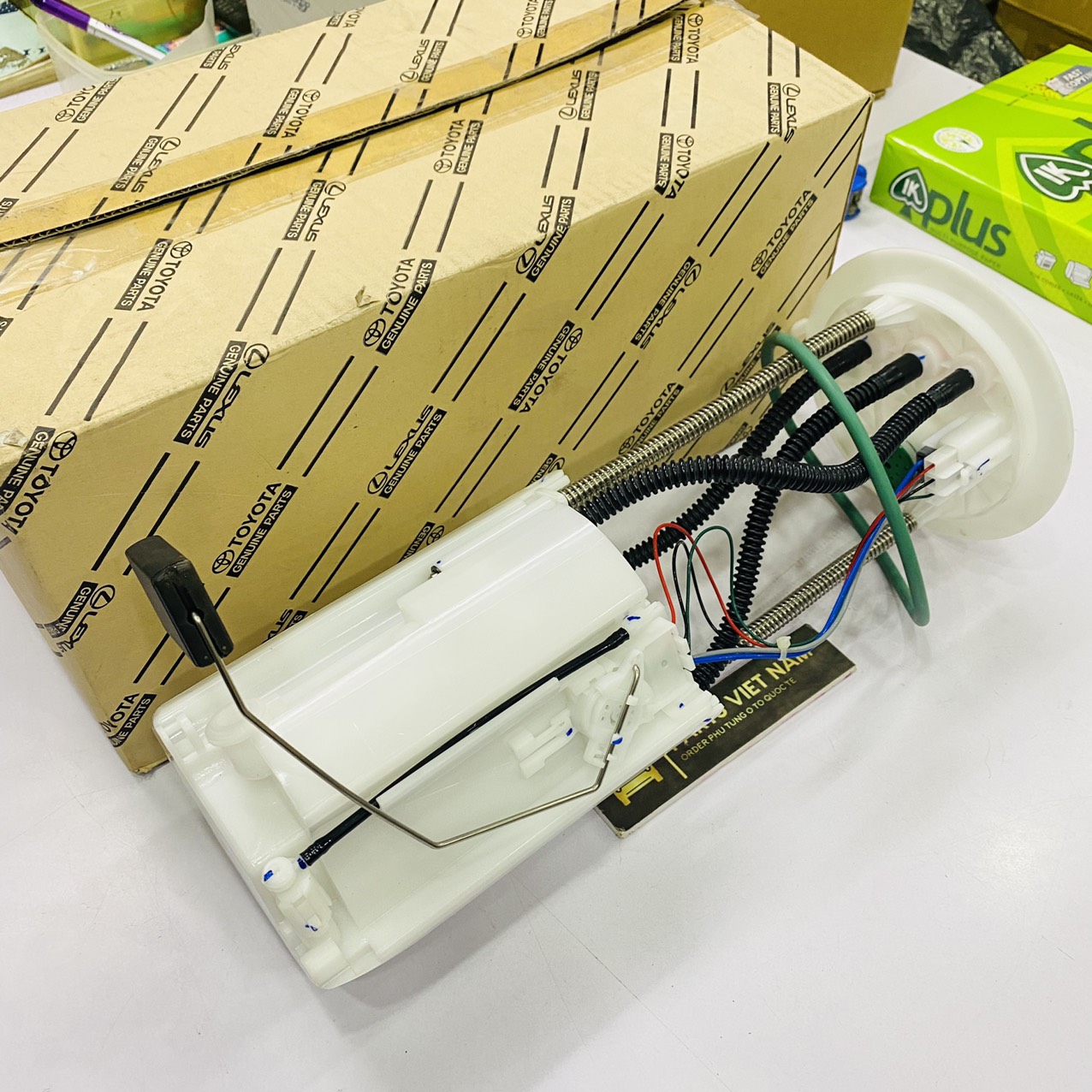 Cụm bơm xăng Land Cruiser có ống thông hơi động cơ 1UR, 3UR đời 2007 ...