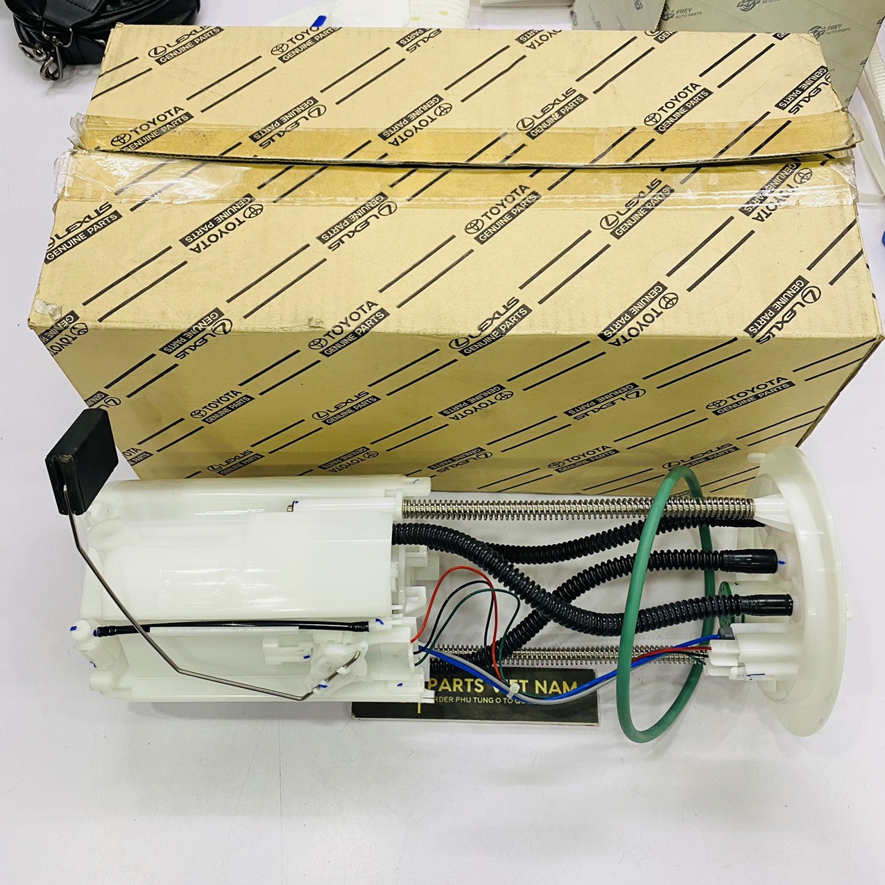 Cụm bơm xăng Land Cruiser có ống thông hơi động cơ 1UR, 3UR đời 2007 ...