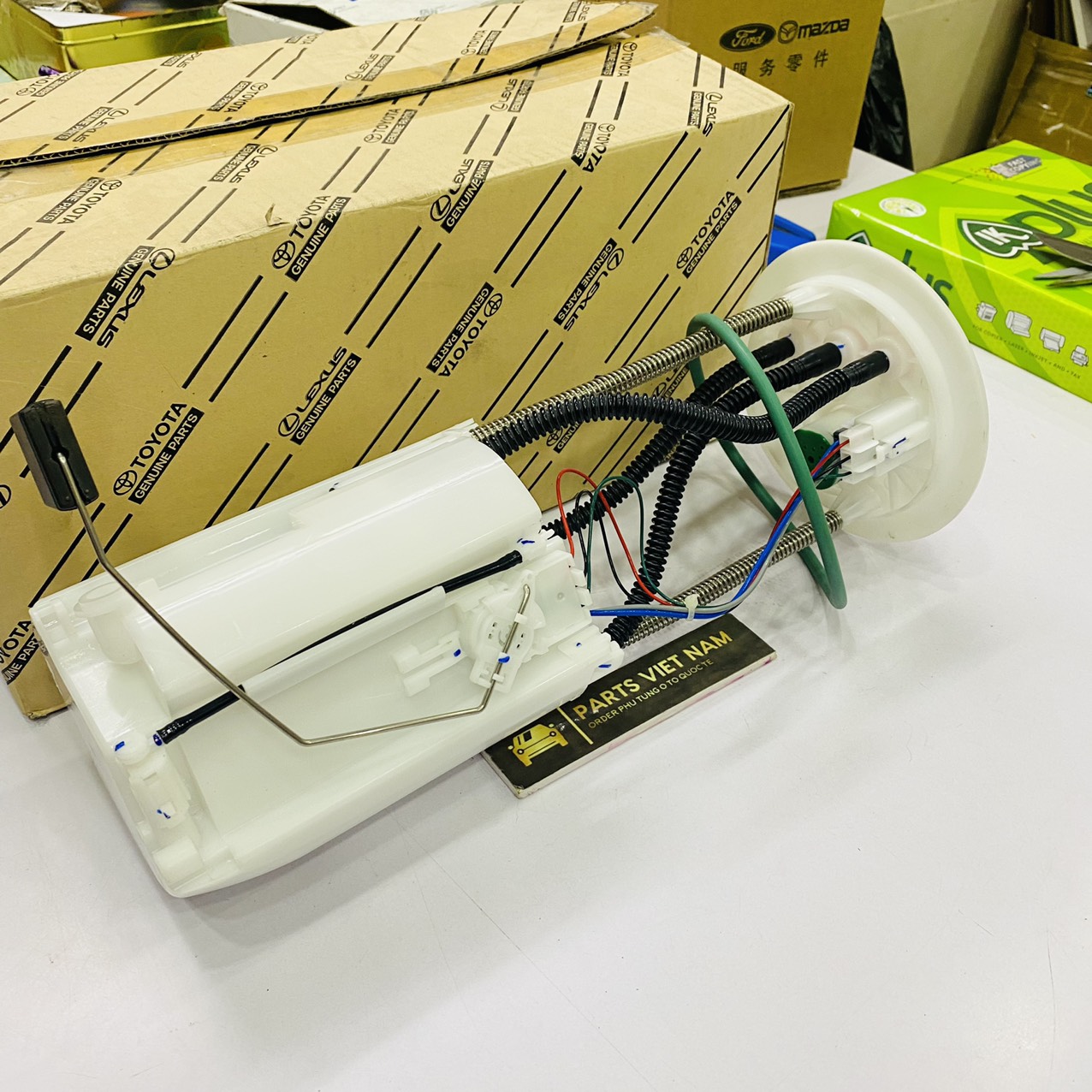 Cụm bơm xăng Land Cruiser có ống thông hơi động cơ 1UR, 3UR đời 2007 ...