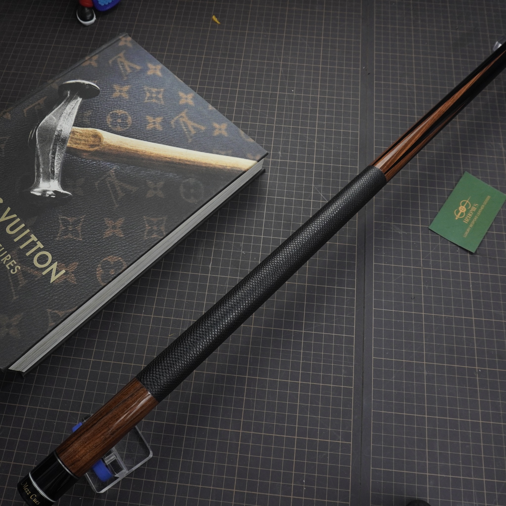 Bọc cơ da rắn Karung đen cho chuôi Mezz Cues – H&Homies