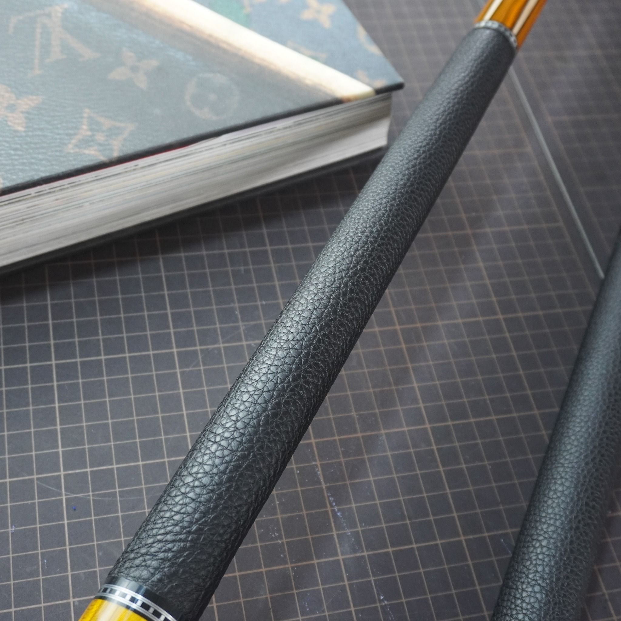 Bọc cơ da bò togo màu đen cho chuôi Mit Cues – H&Homies