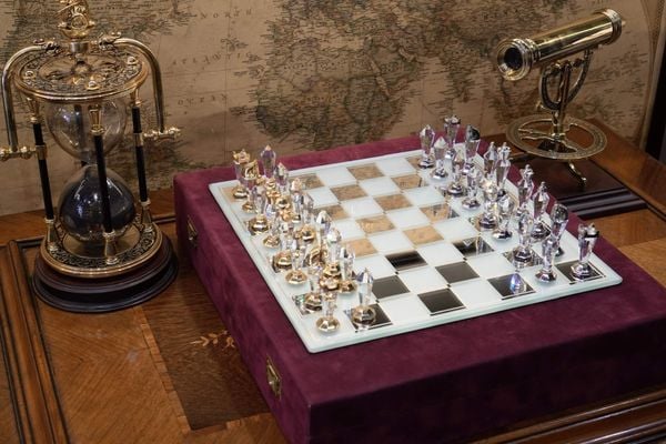 SWAROVSKI CHESS SET – Leicester