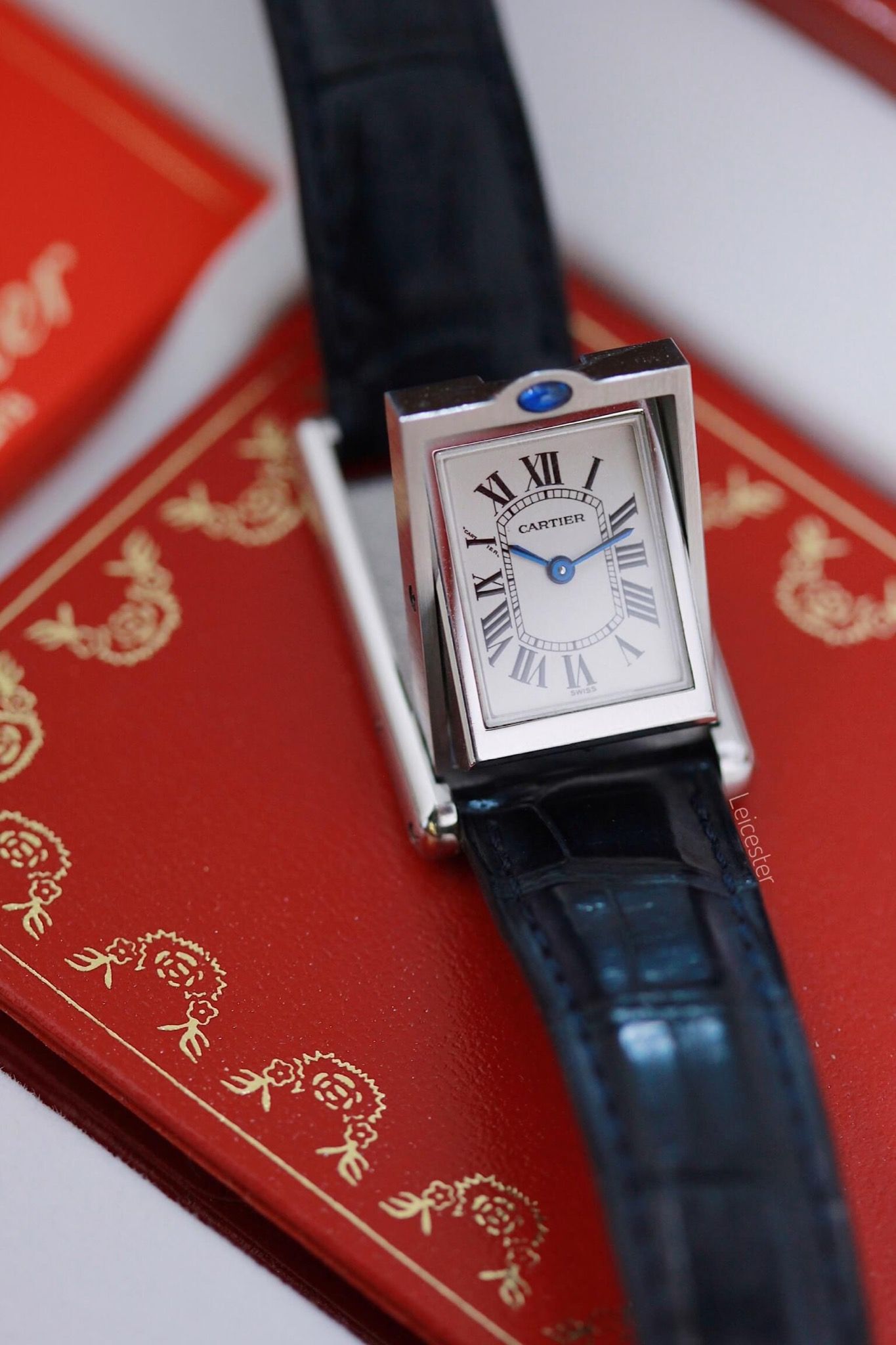 CARTIER TANK BASCULANTE REF 2386 – Leicester