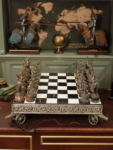 Medieval chess set Piero Benzoni – Leicester