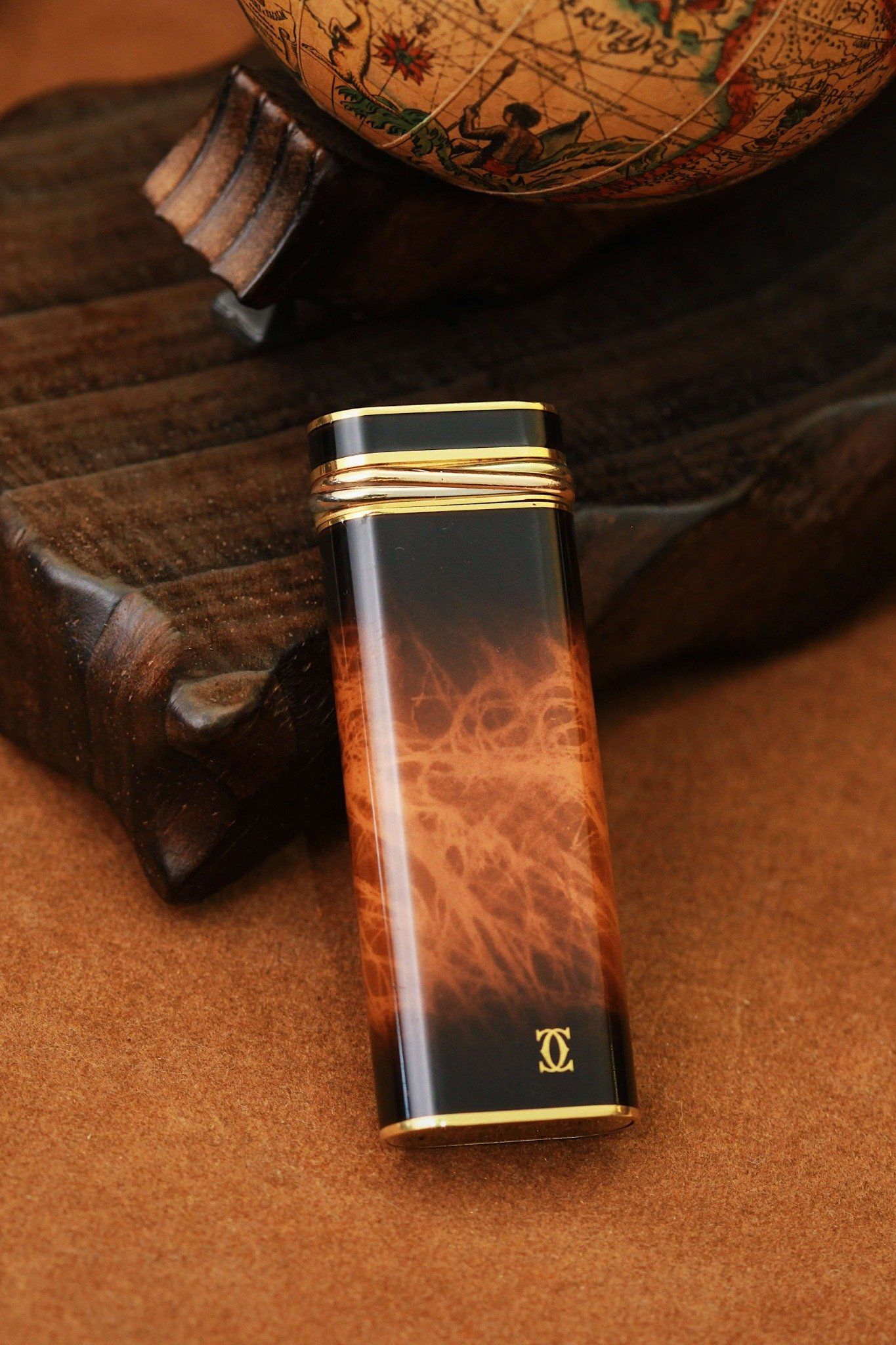 Bật Lửa CARTIER Trinity Sơn Mài Hổ Phách – Leicester