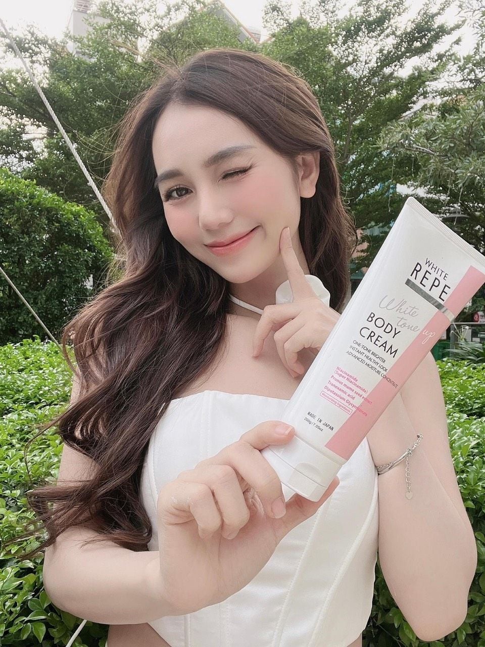 Kem dưỡng nâng tông da WHITE REPE TONE UP BODY CREAM (200gr) – Amok.Beauty