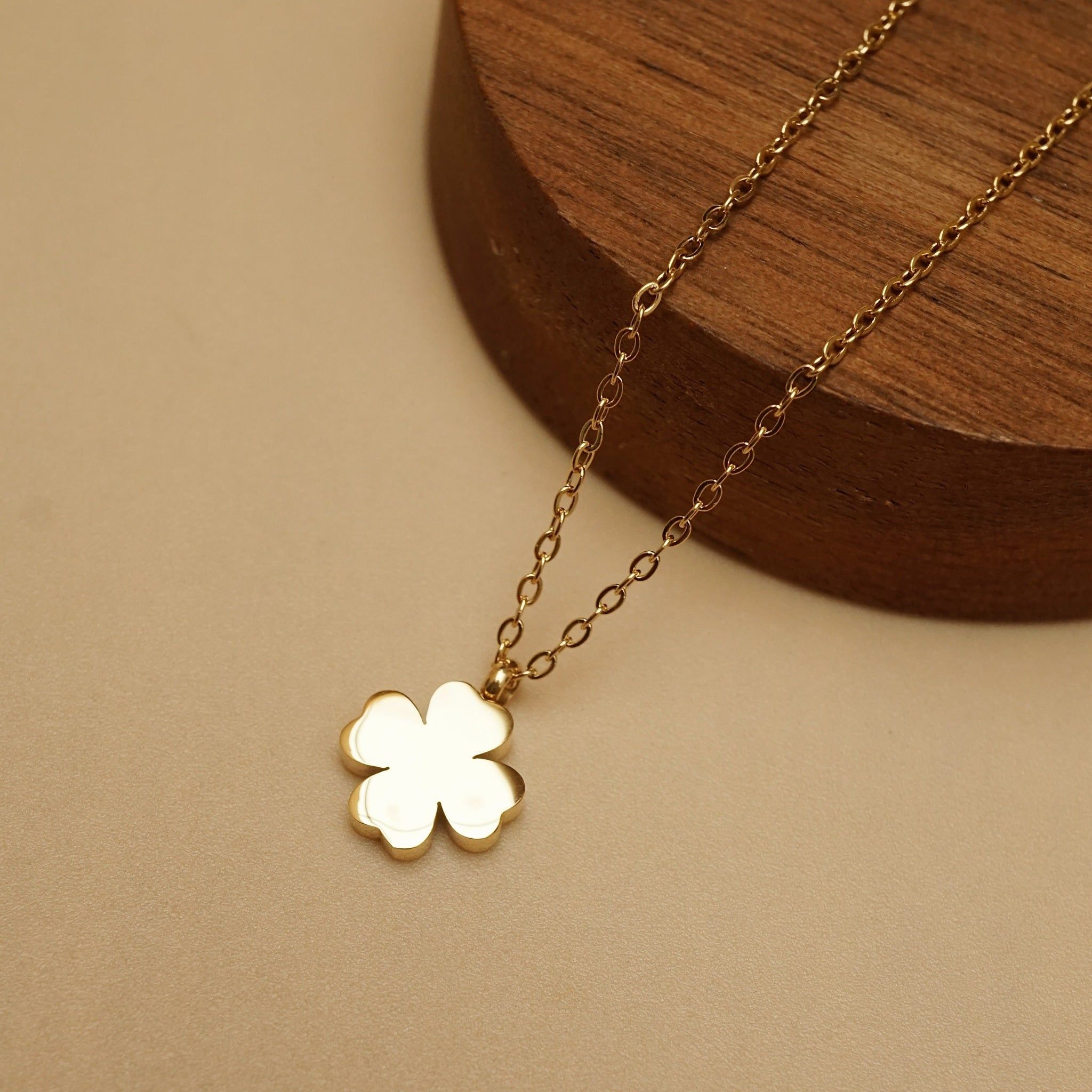 CLOVER LEAF NECKLACE L I T H E R A P Y