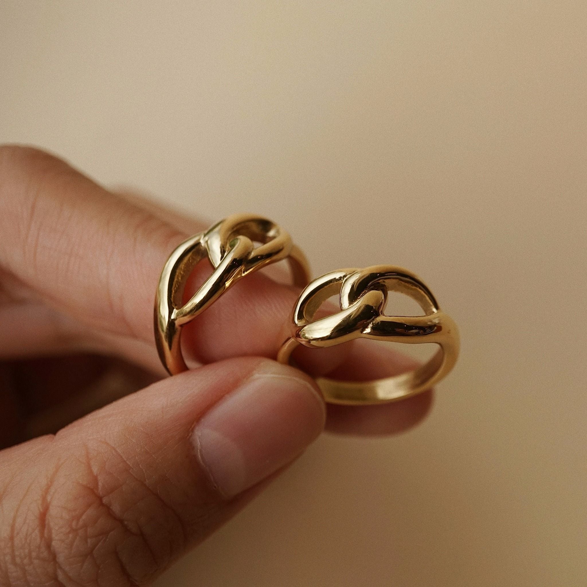 FIGURE EIGHT RING L I T H E R A P Y