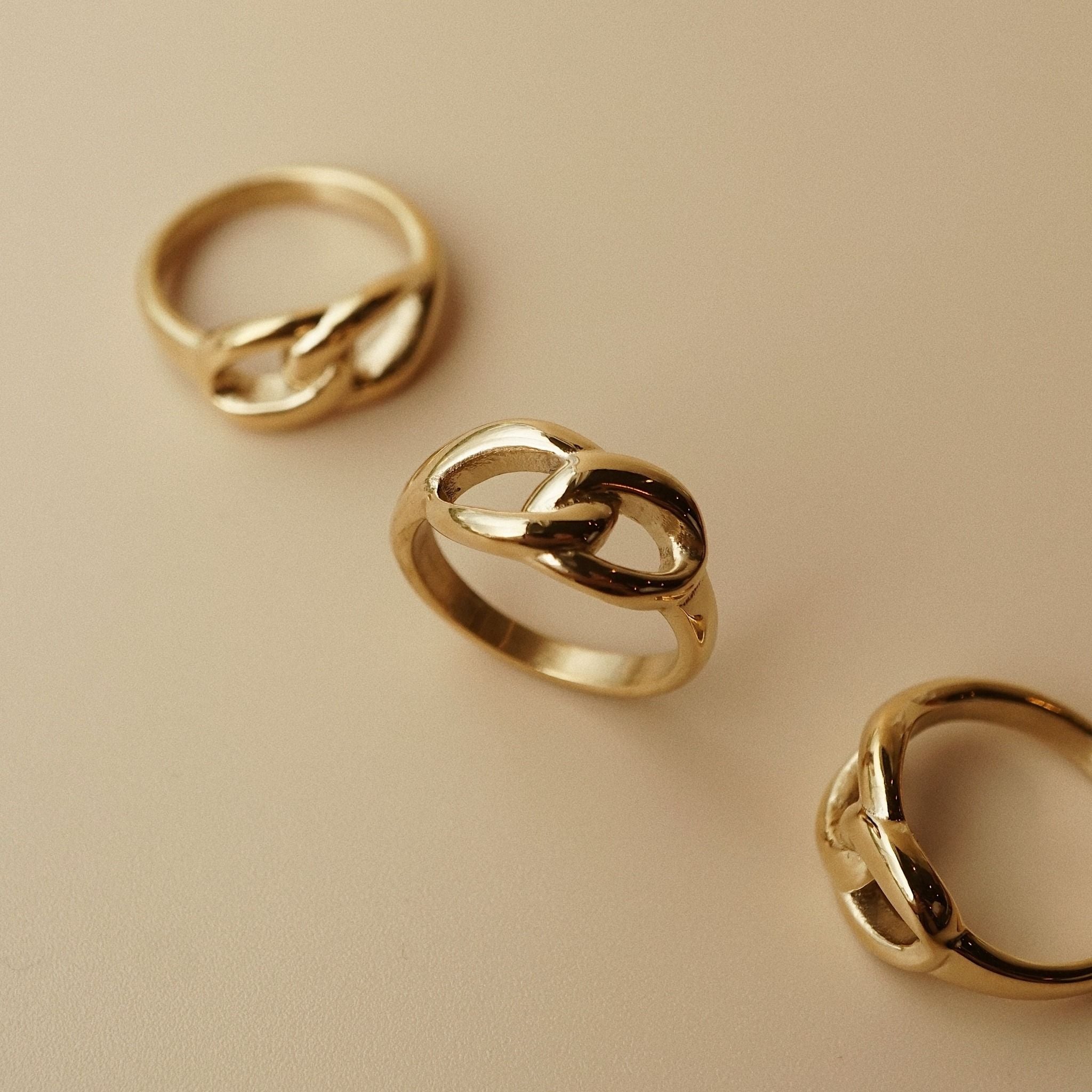 FIGURE EIGHT RING L I T H E R A P Y