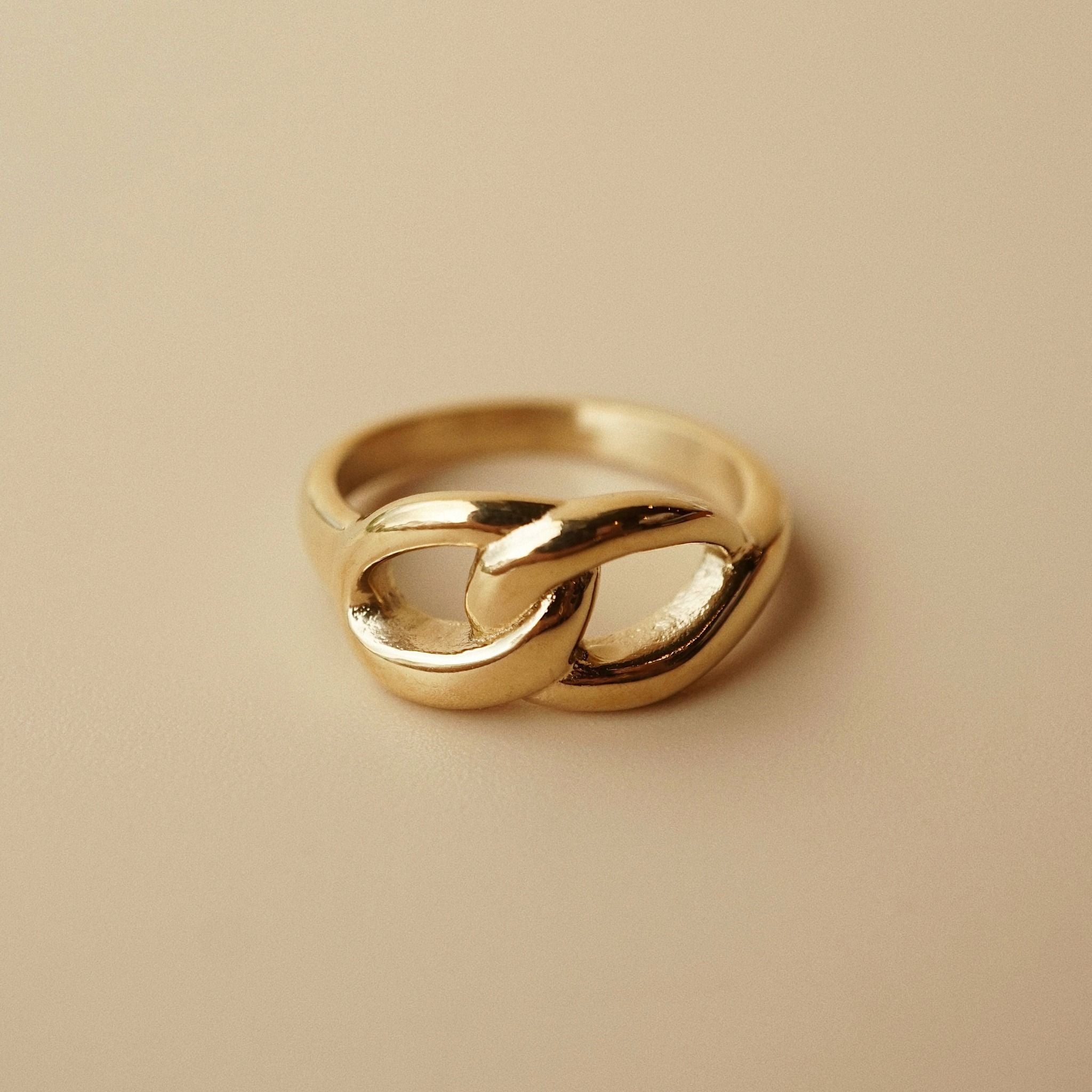 FIGURE EIGHT RING L I T H E R A P Y
