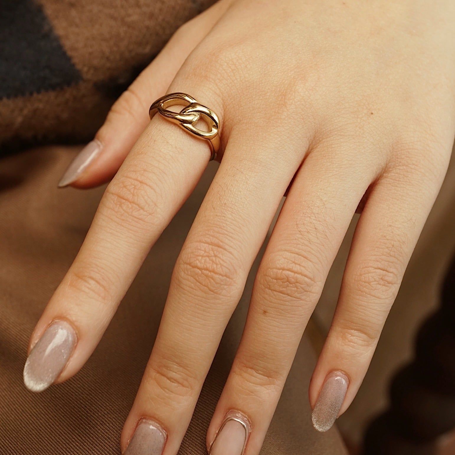 FIGURE EIGHT RING L I T H E R A P Y