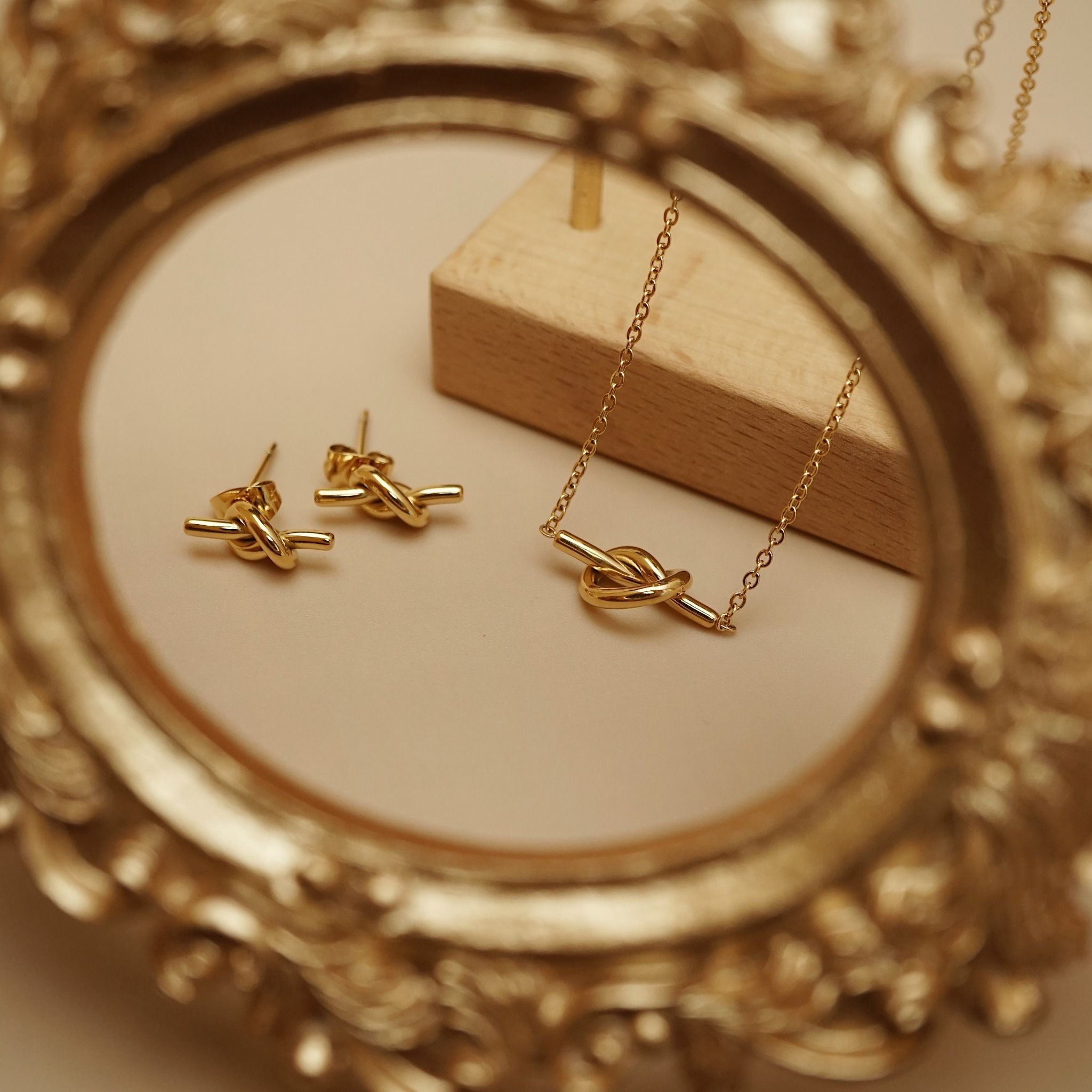 OVERHAND KNOT NECKLACE L I T H E R A P Y