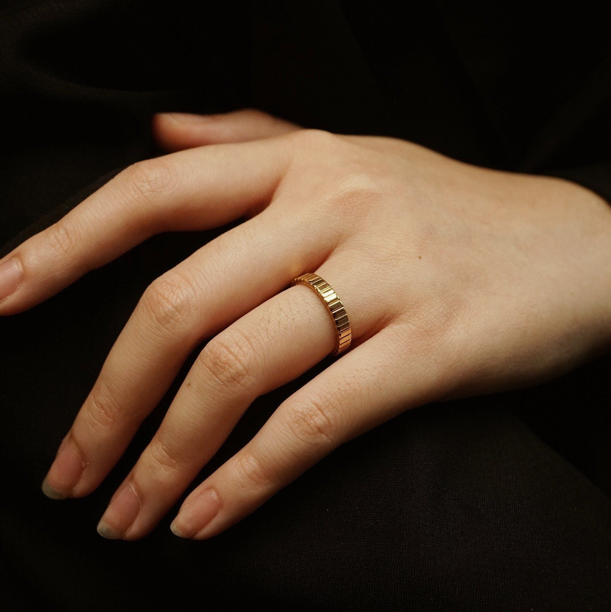 RIBBED BAND RING L I T H E R A P Y