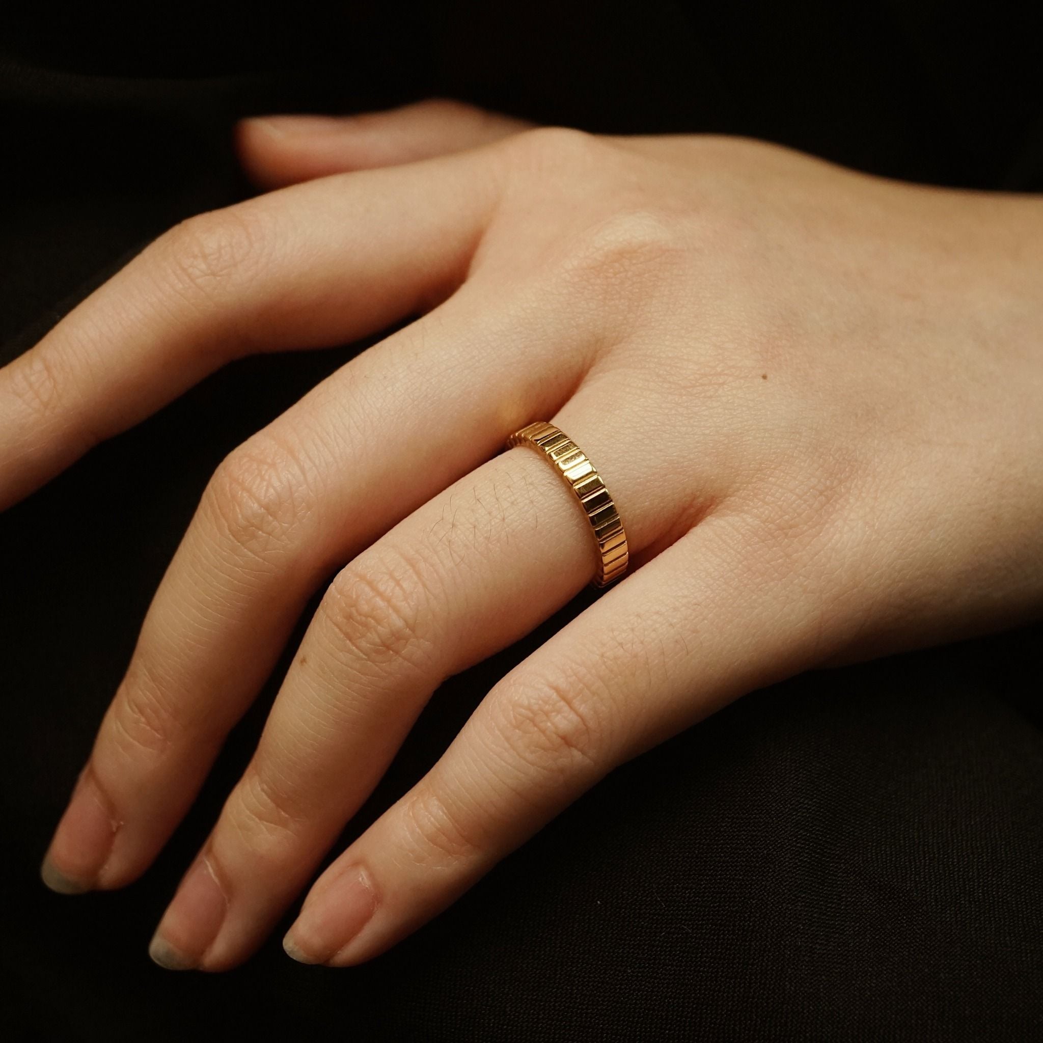 RIBBED BAND RING L I T H E R A P Y