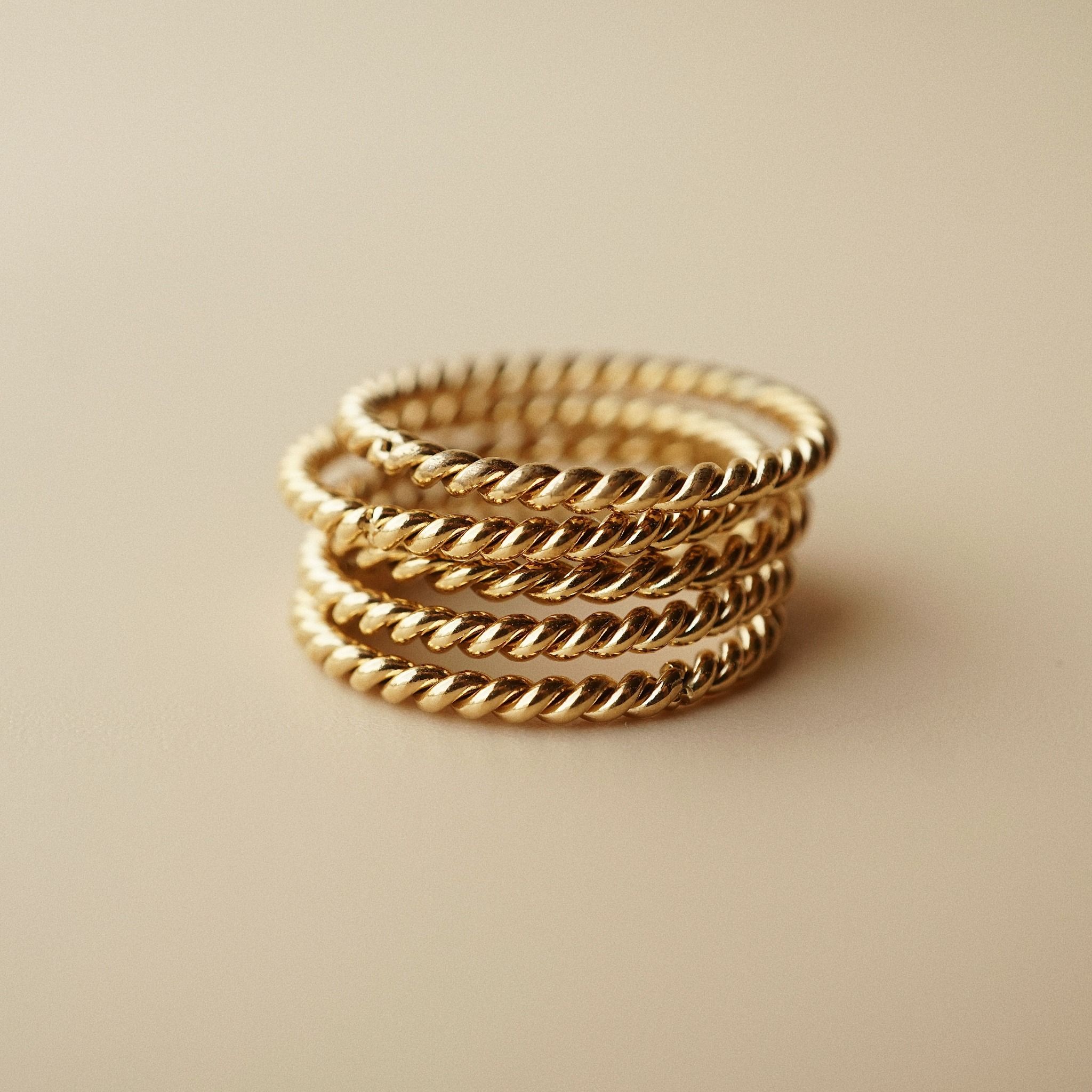 TWISTED RING L I T H E R A P Y