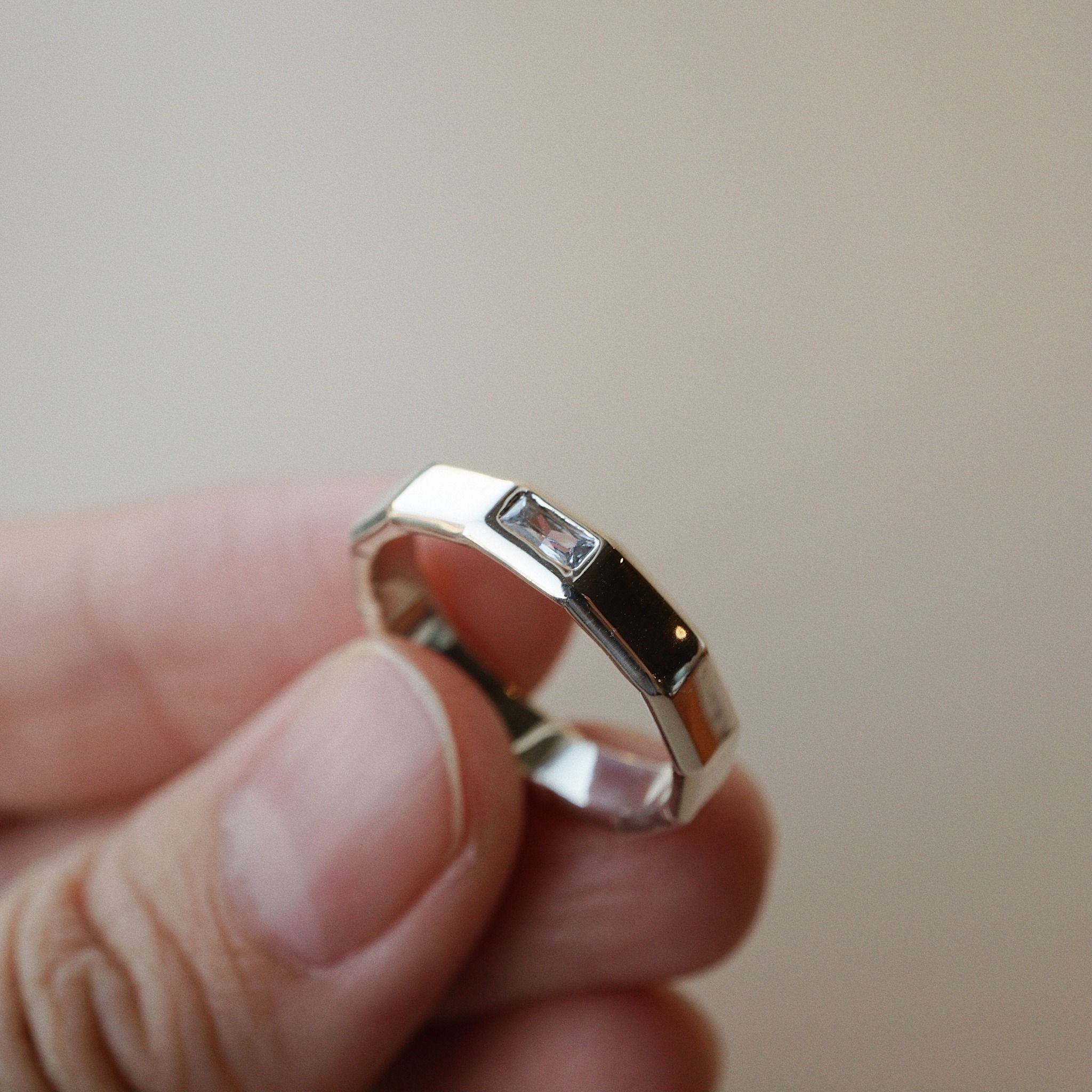 GEOMETRIC FACET RING - 4MM (S) S A T E L L I T E