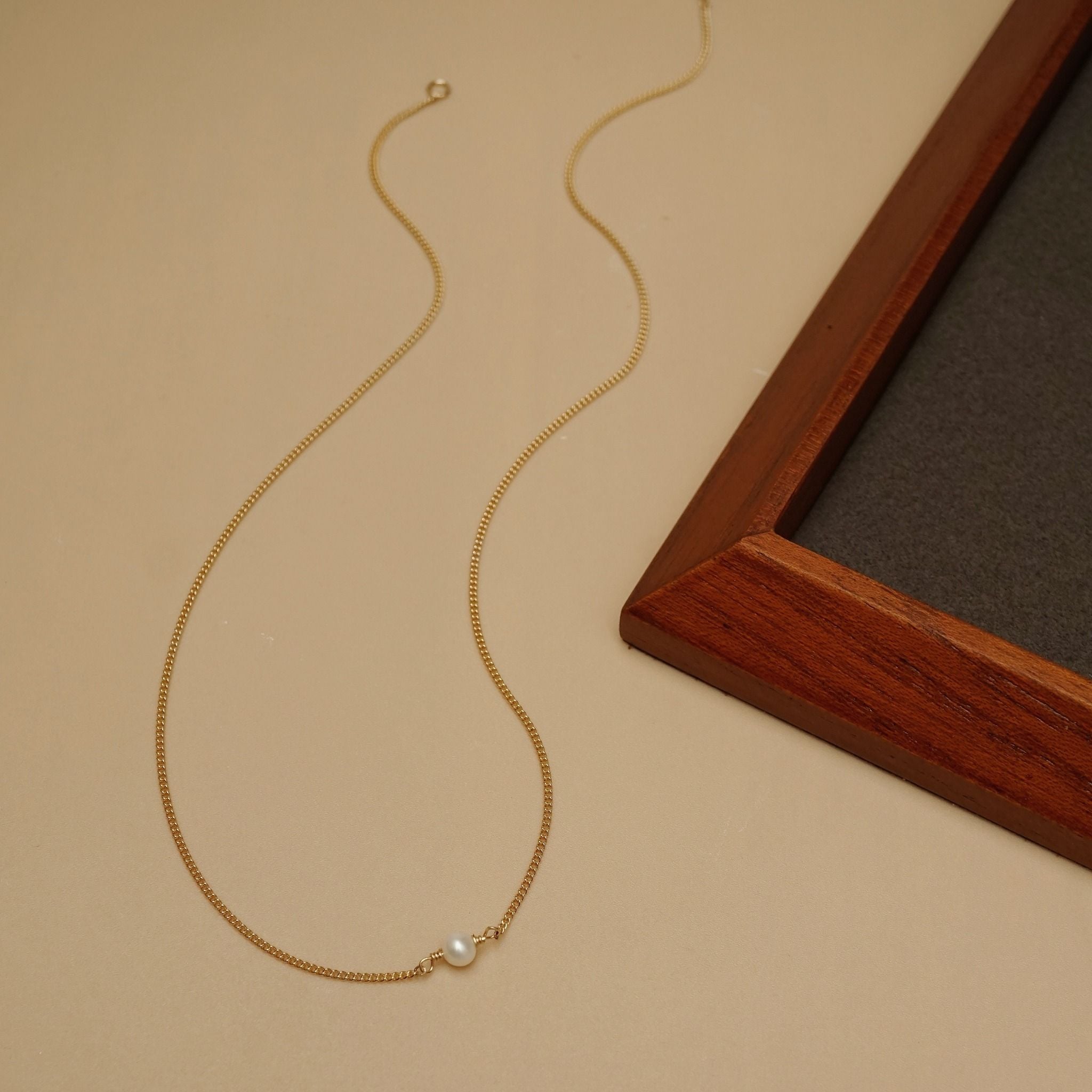 PEARL LINK SILKY NECKLACE S A T E L L I T E