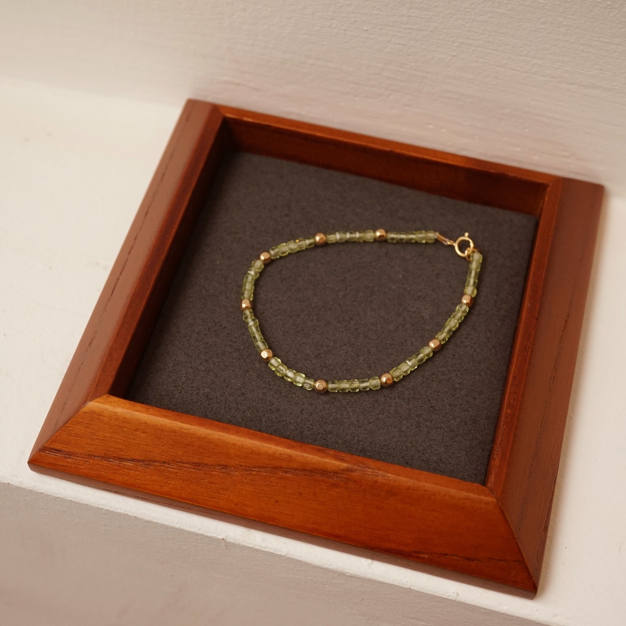 PERIDOT STONE BRACELET S A T E L L I T E